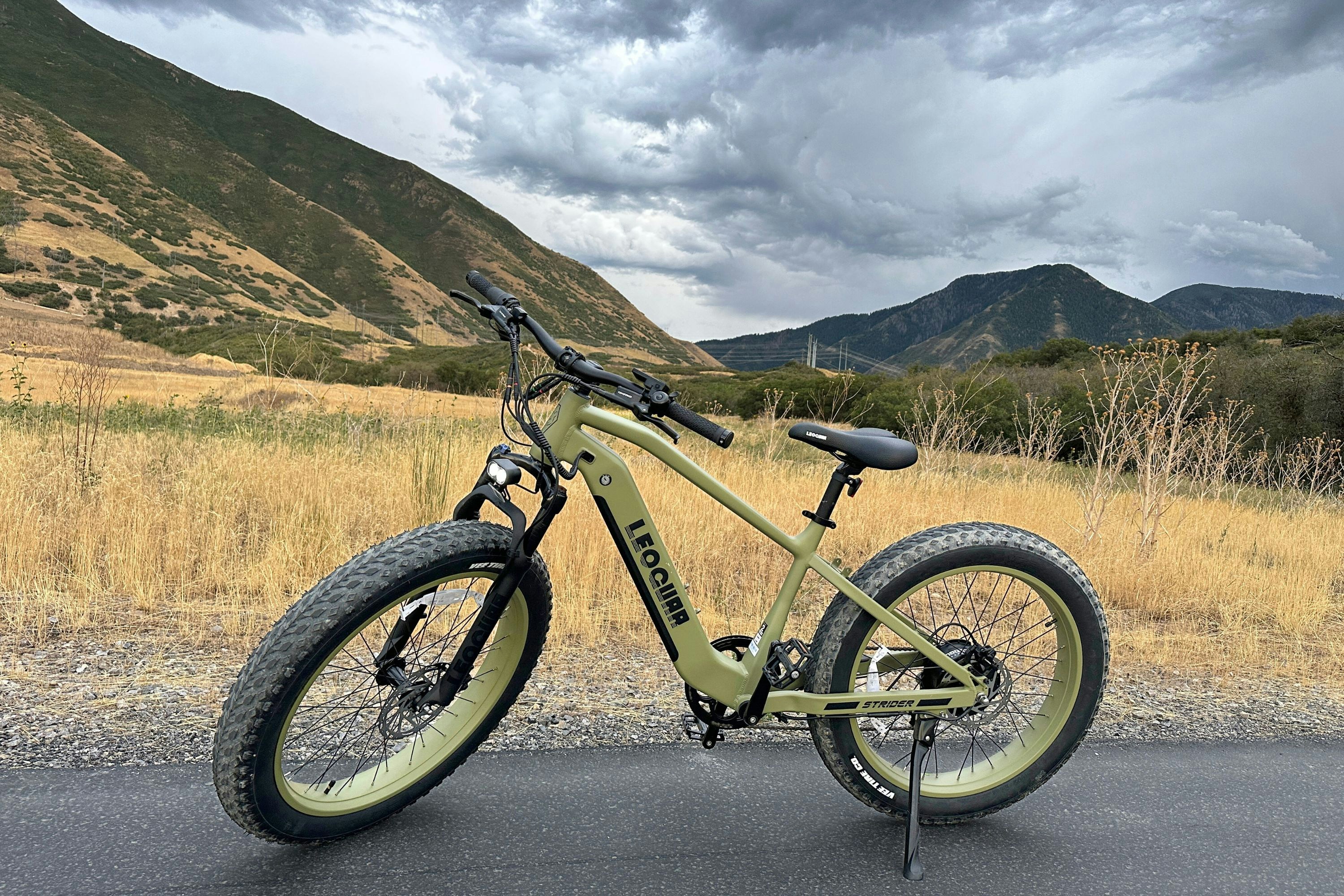 A bike parked on the side of a road photo – Free Bike Image on Unsplash