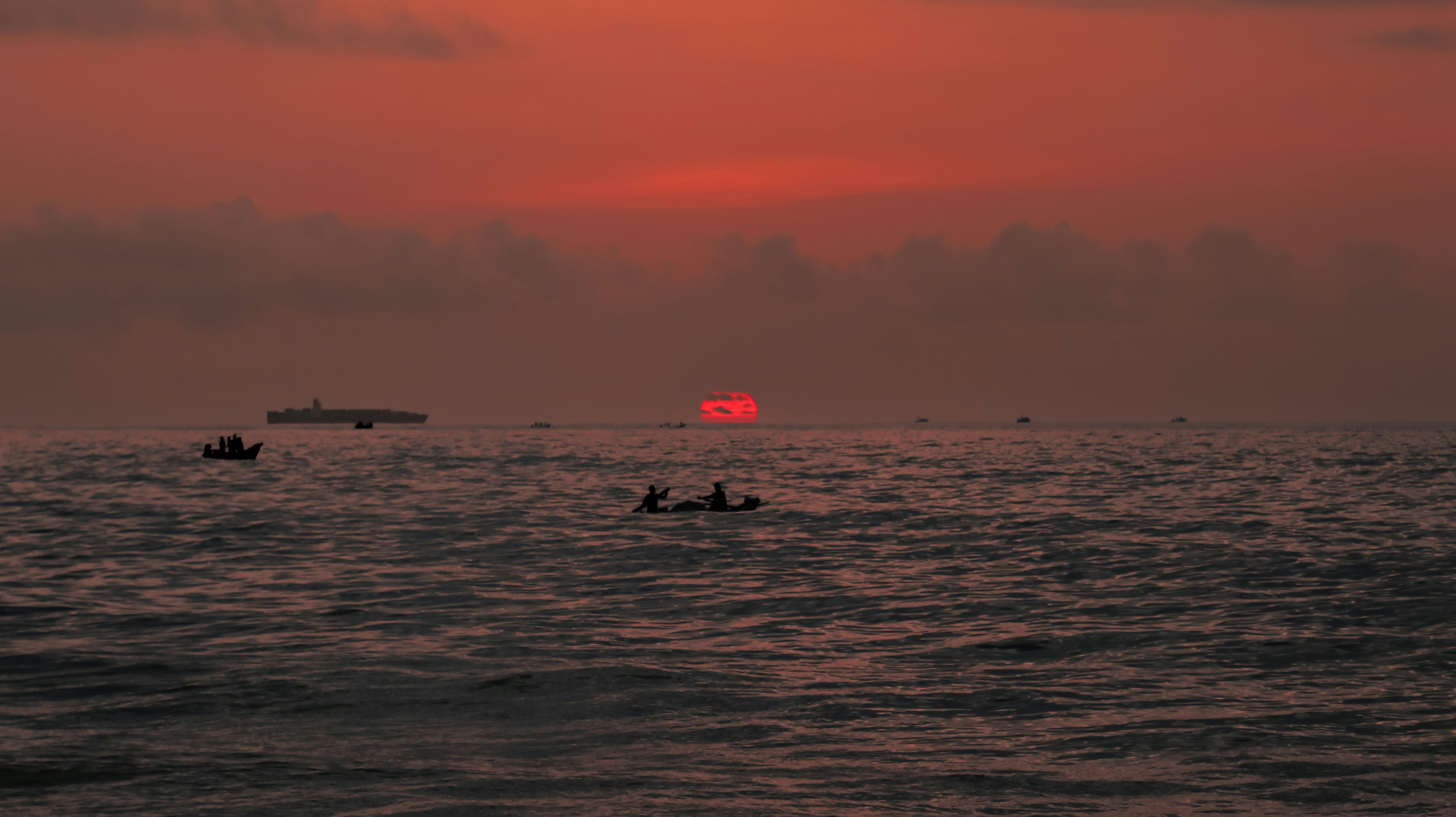 A group of boats floating on top of a large body of water photo – Free ...