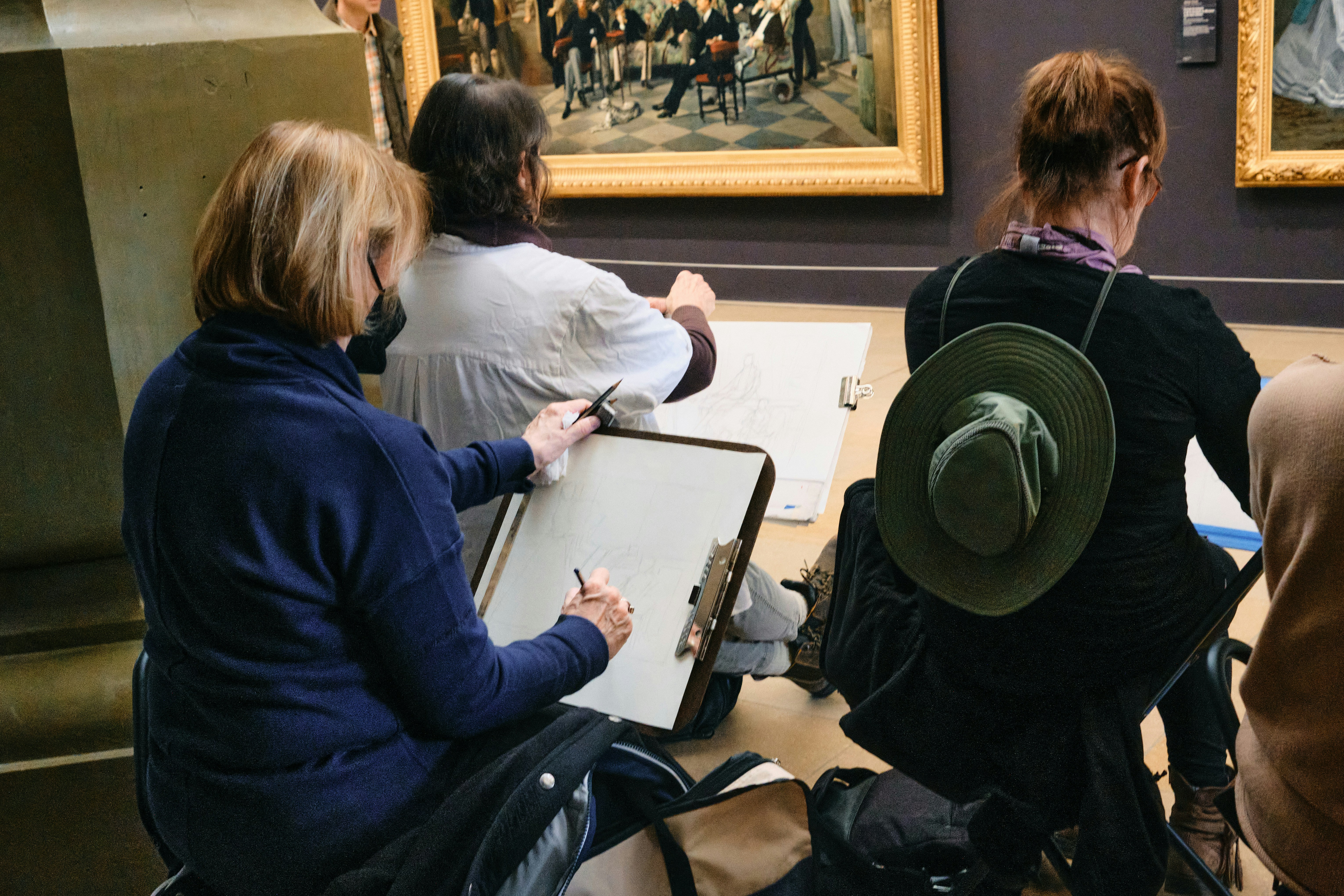 A group of people looking at paintings in a museum photo – Free Paris ...