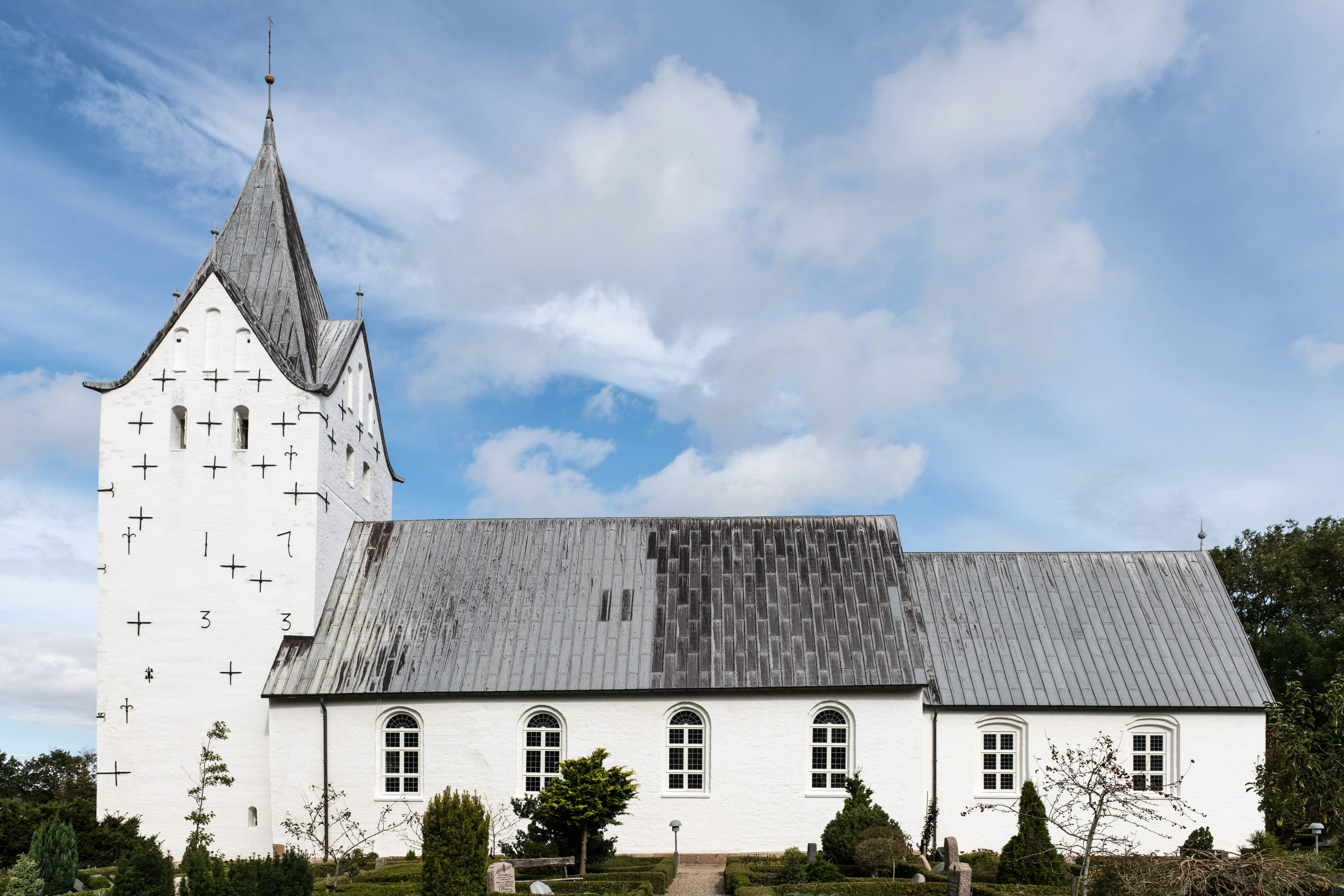 A large white church with a tall tower photo – Free Jesus Image on Unsplash