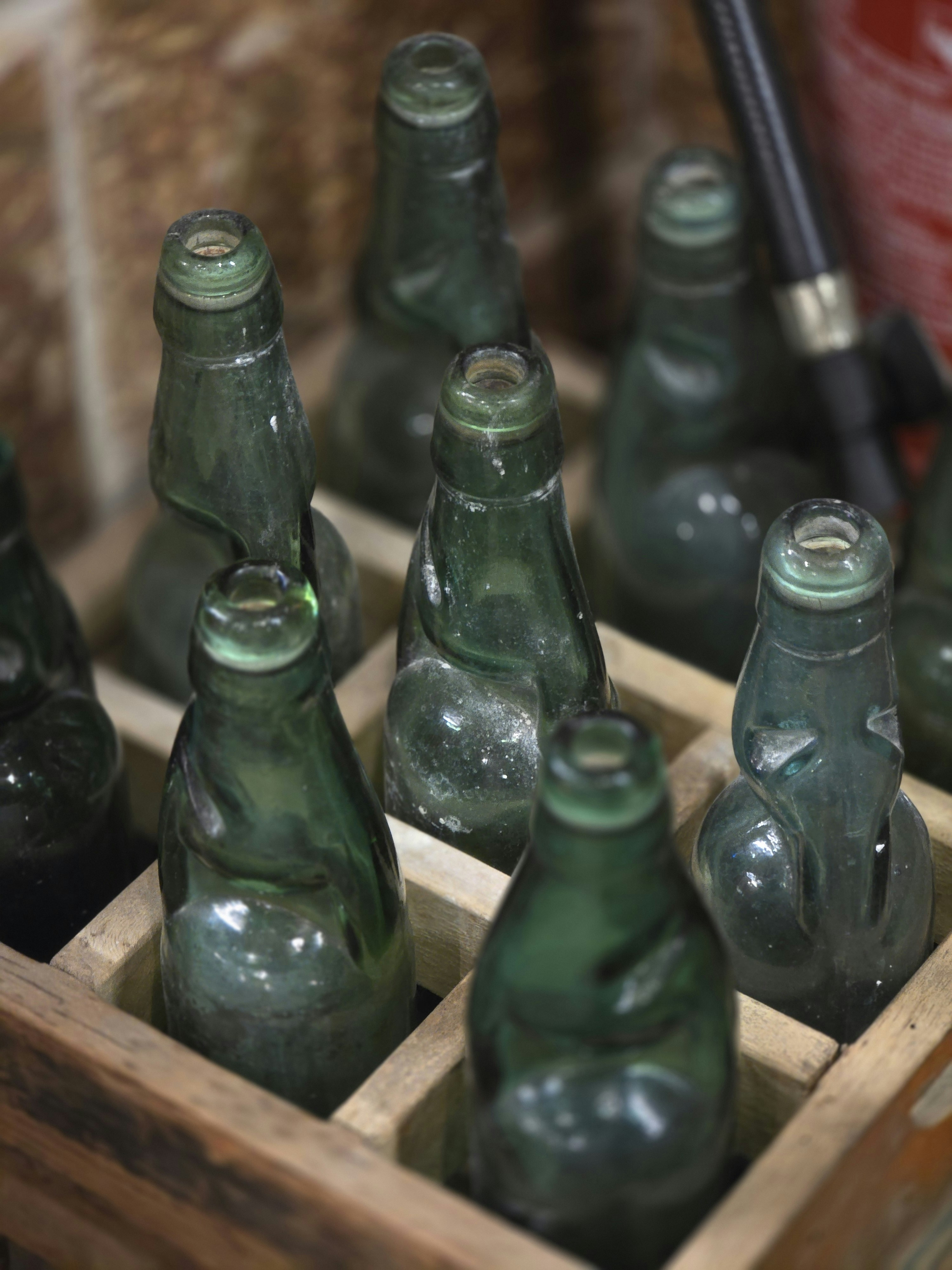 Una caja de madera llena de botellas de vidrio verde foto – Imagen de ...