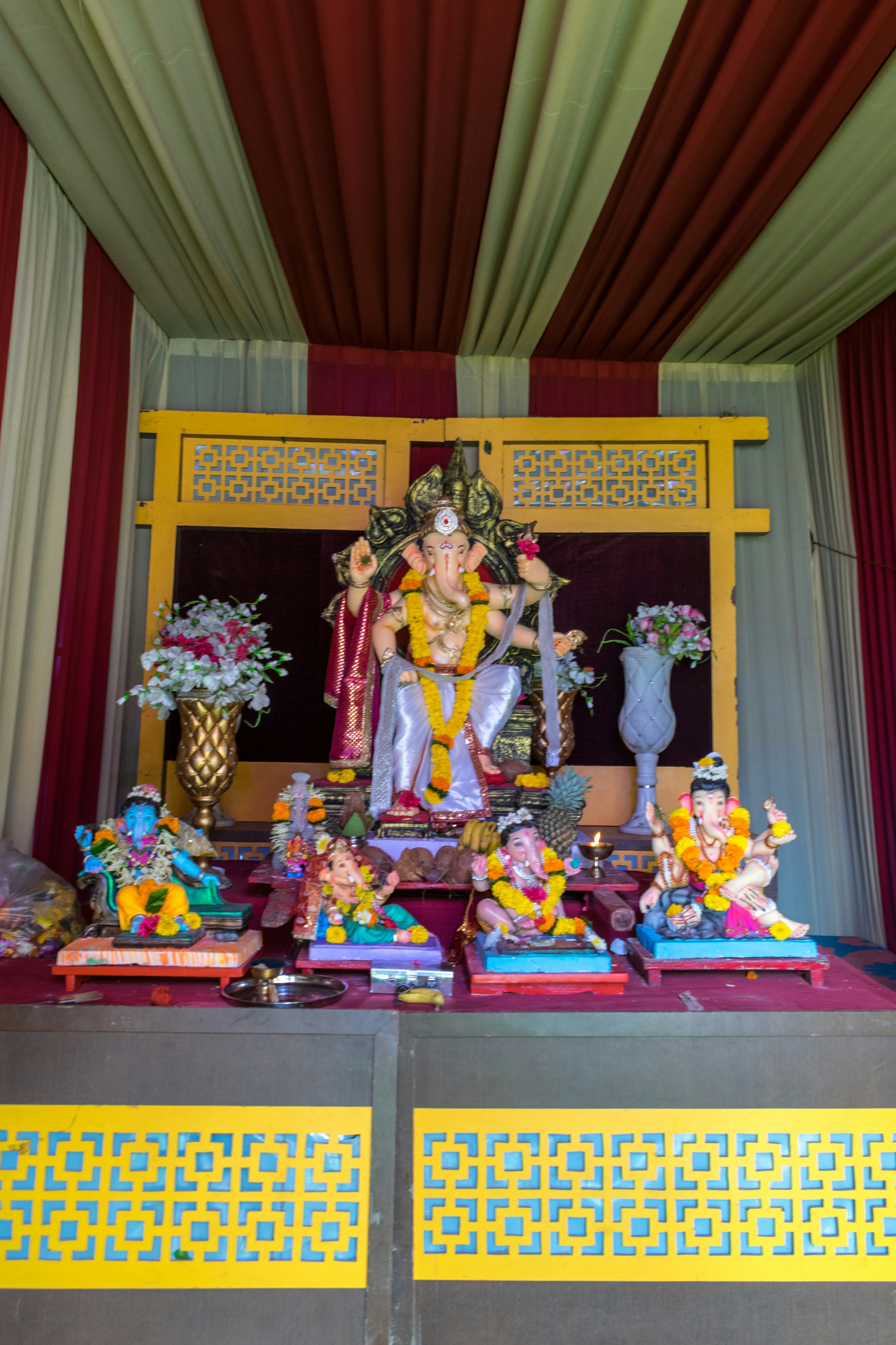 There is a statue of a god on a stage photo – Free Mumbai Image on Unsplash