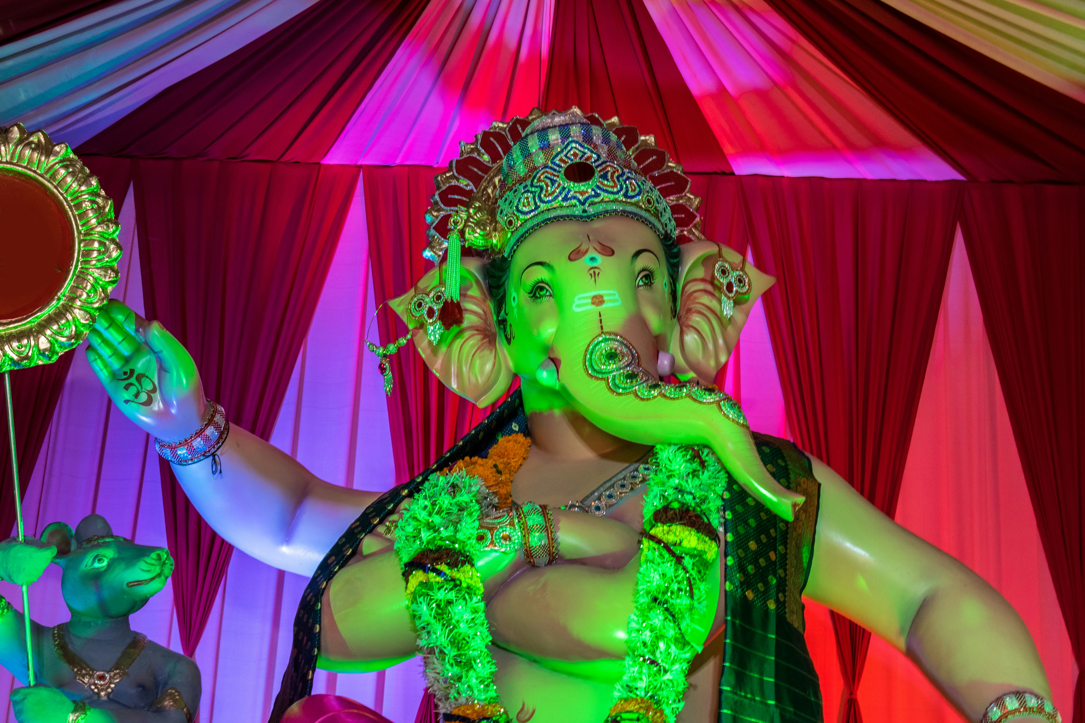 A statue of an elephant holding a mirror photo – Free Ganesh Image on ...