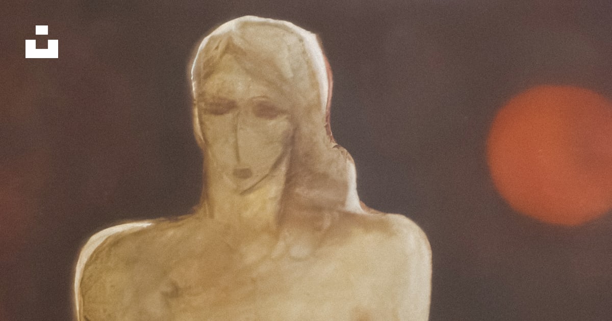 빨강과 파랑 배경 앞에 서 있는 누드 여자의 그림 사진 Unsplash의 무료 여자 이미지
