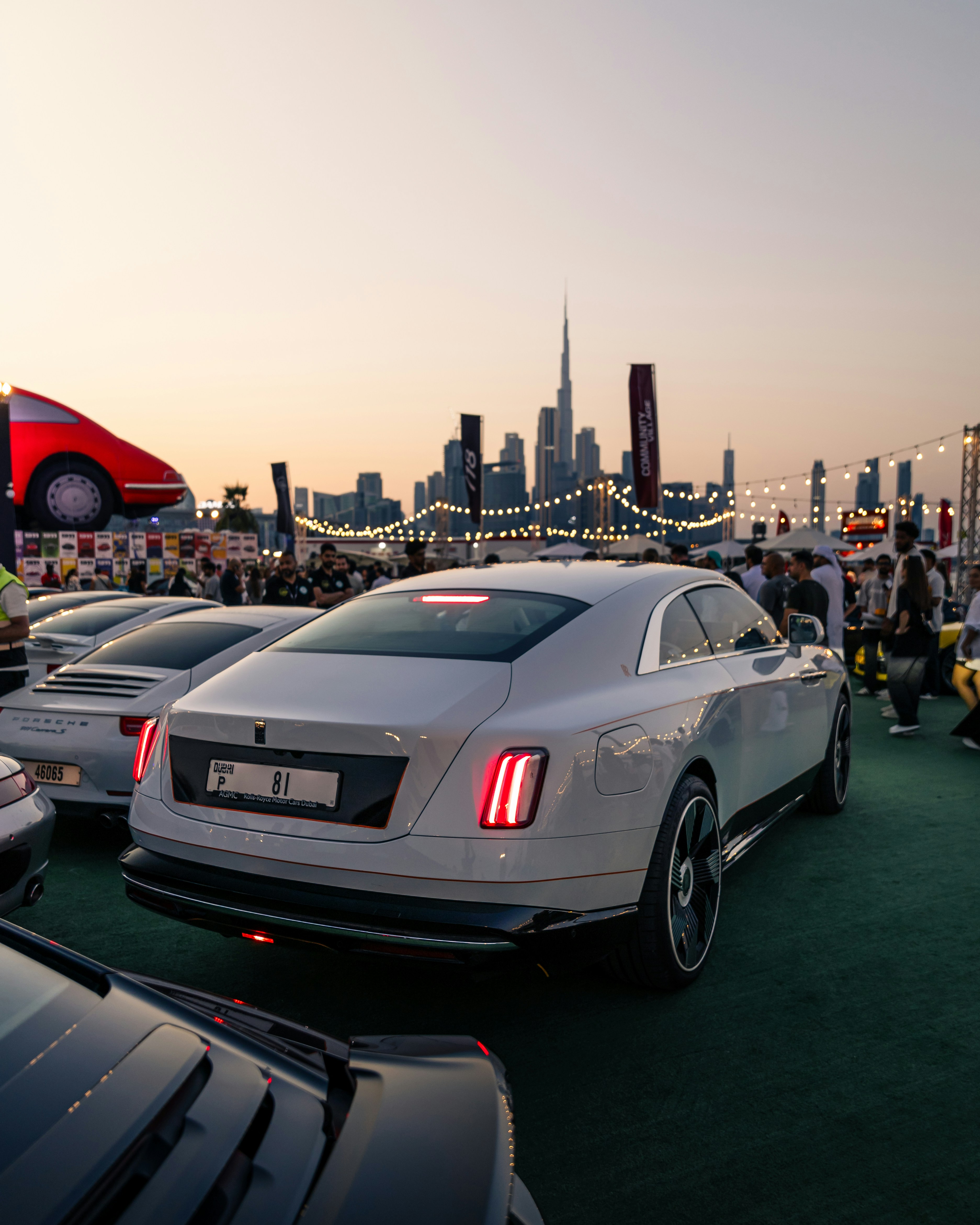 A bunch of cars that are parked in a lot photo – Free Car Image on Unsplash