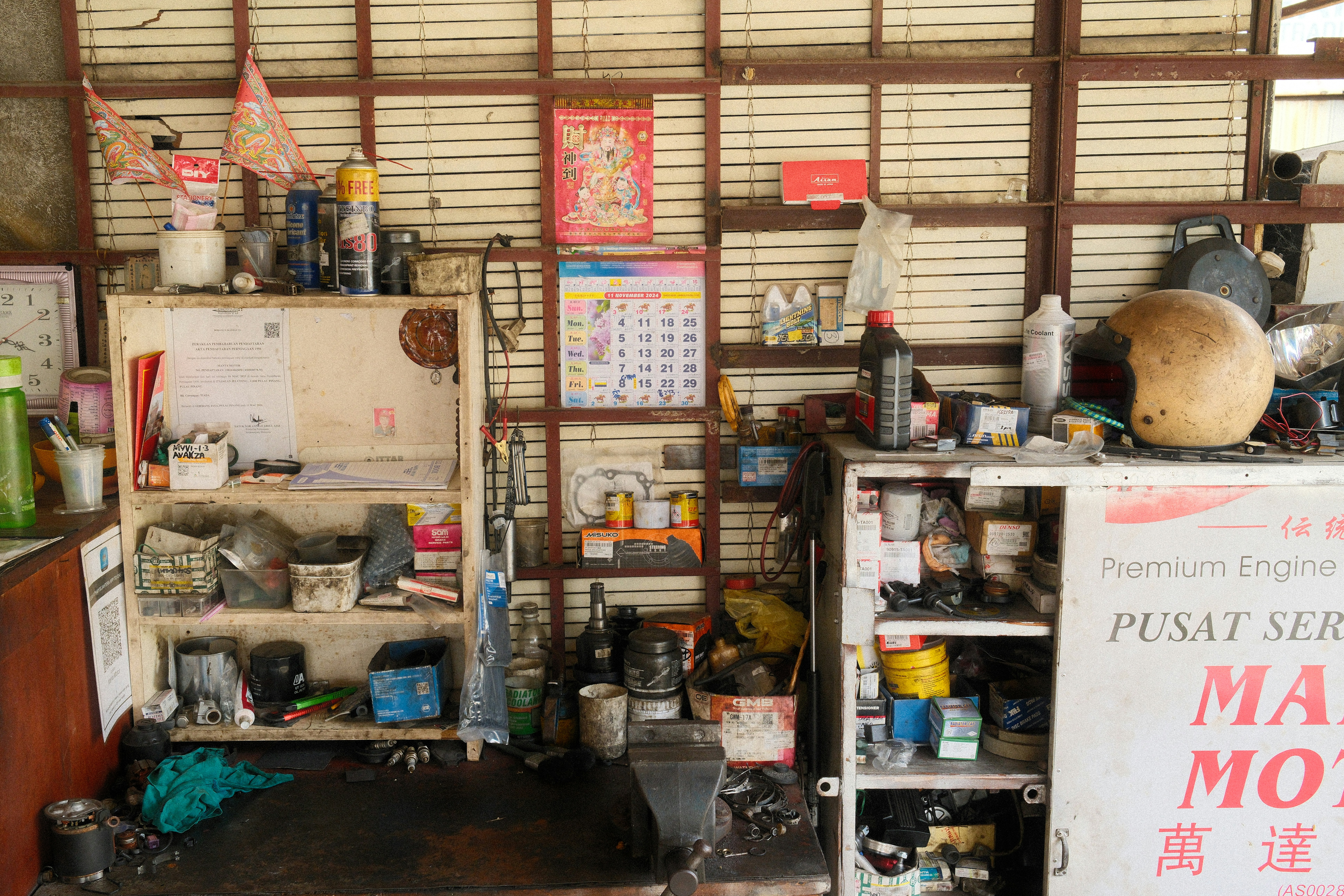 A room filled with lots of clutter and clutter photo – Free Building ...