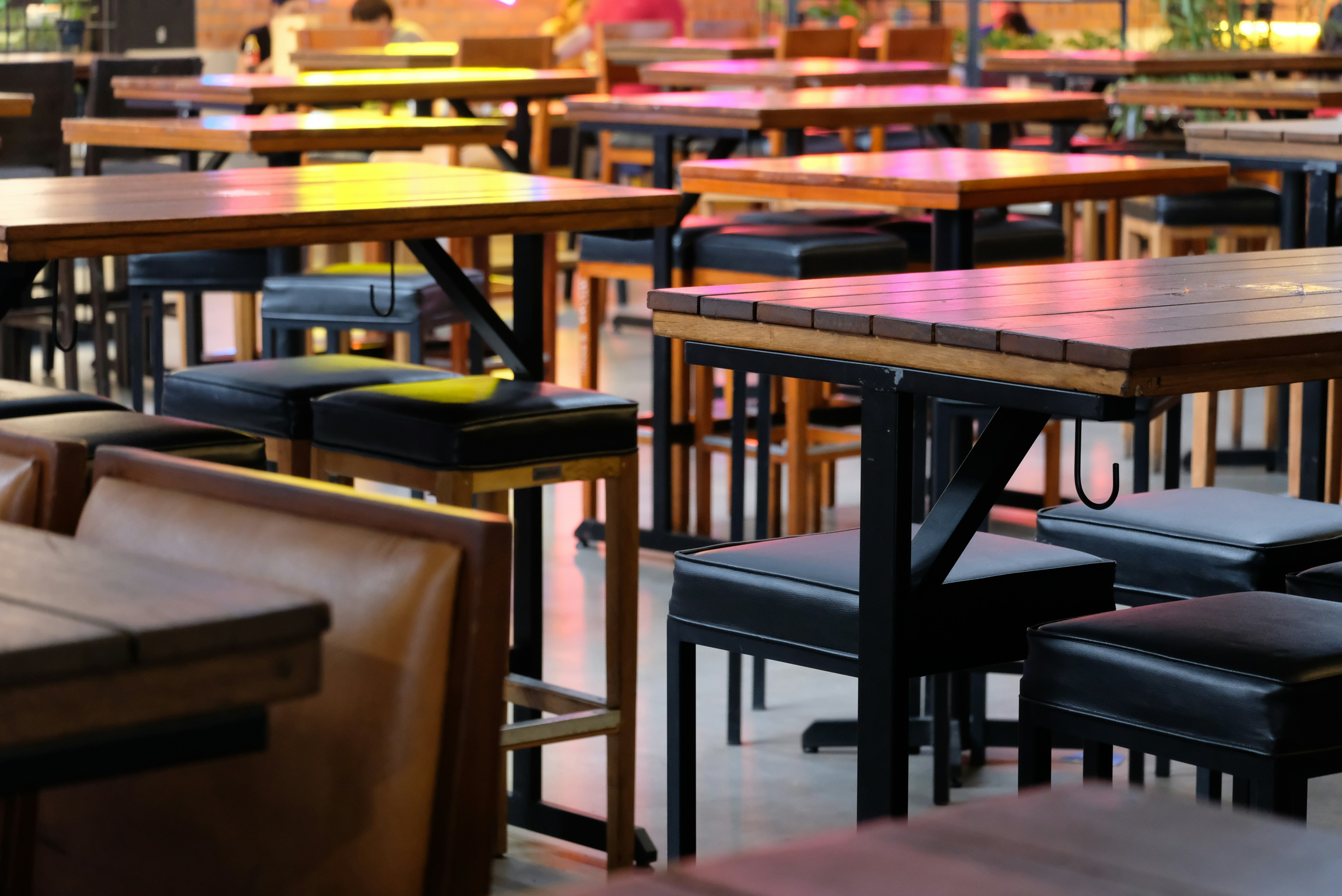 A restaurant filled with lots of tables and chairs photo – Free Indoors ...