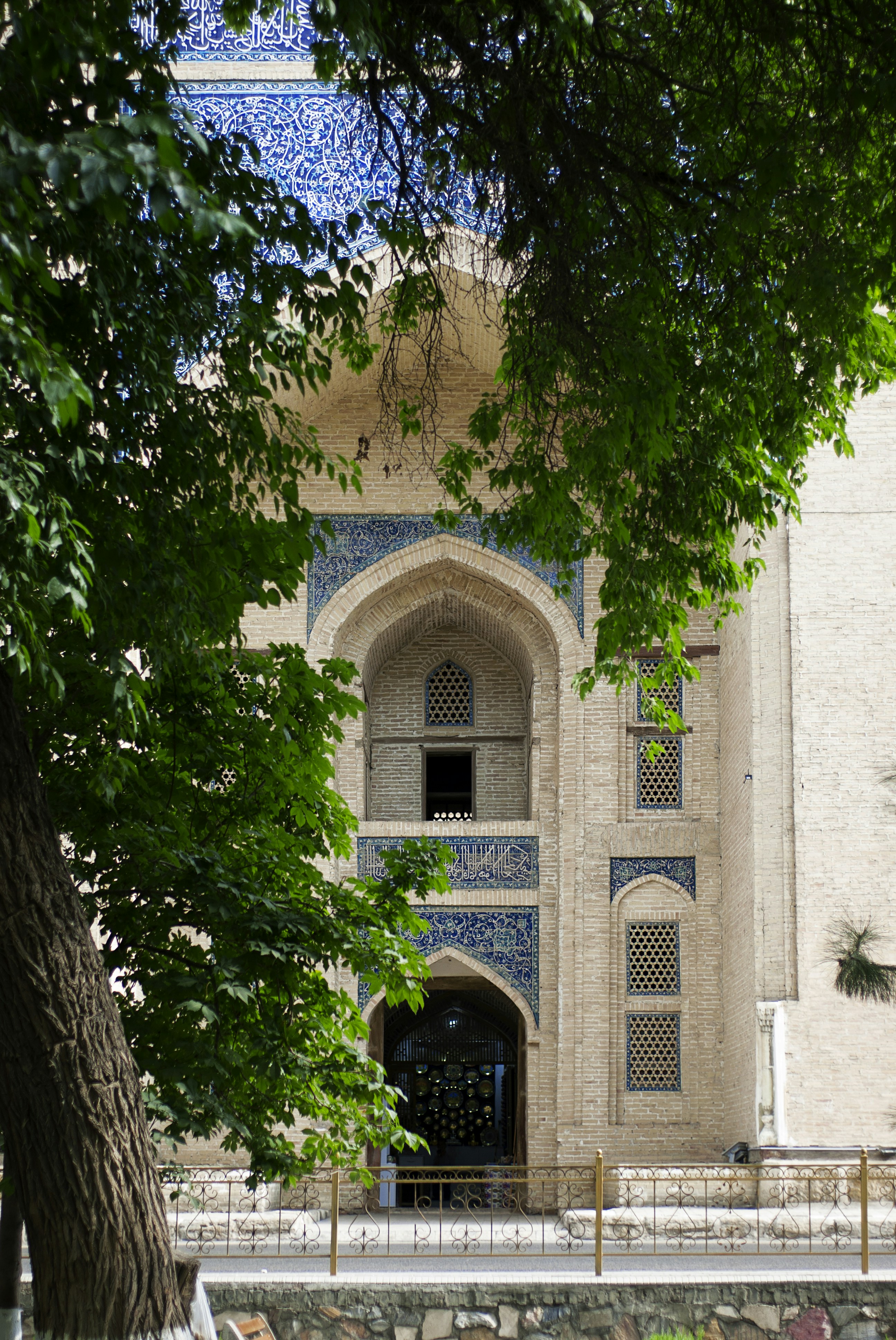 Verdant Frame, Cerulean Arch: A Quiet Portal Behind the Trees