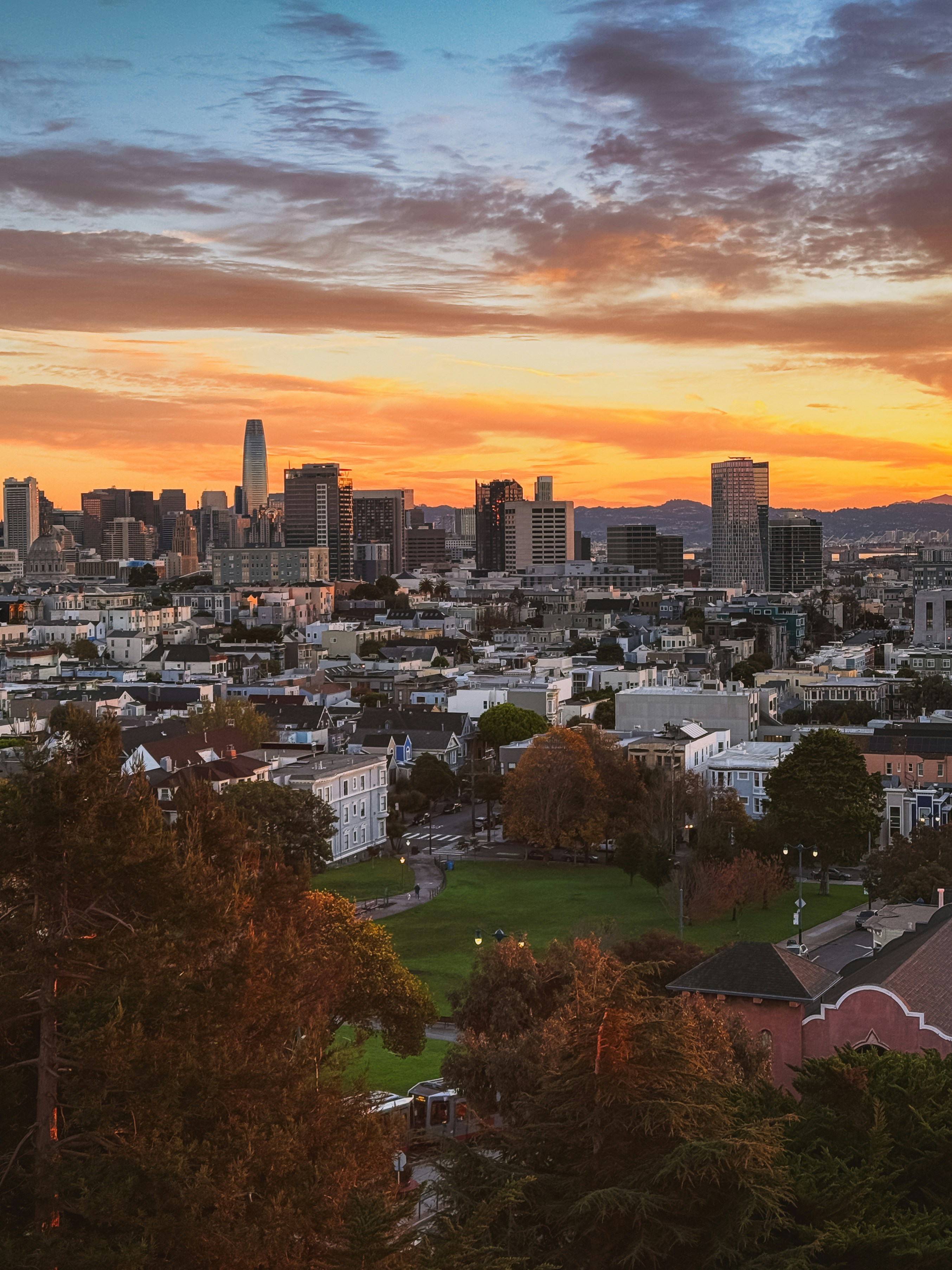 丘から眺める夕暮れ時の街並みの写真 – Unsplashの建物の無料画像