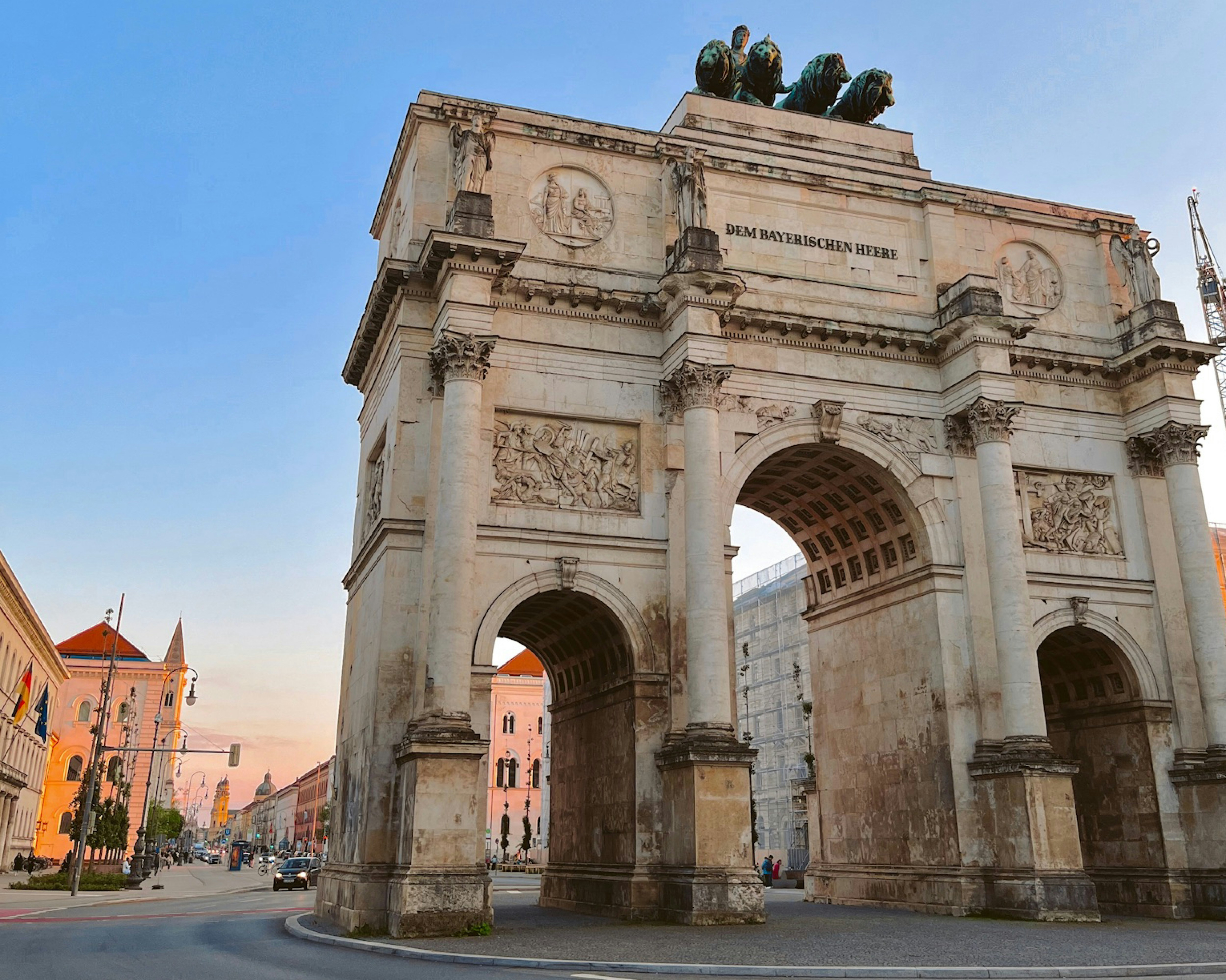 A large arch with statues on top of it photo – Free Car Image on Unsplash