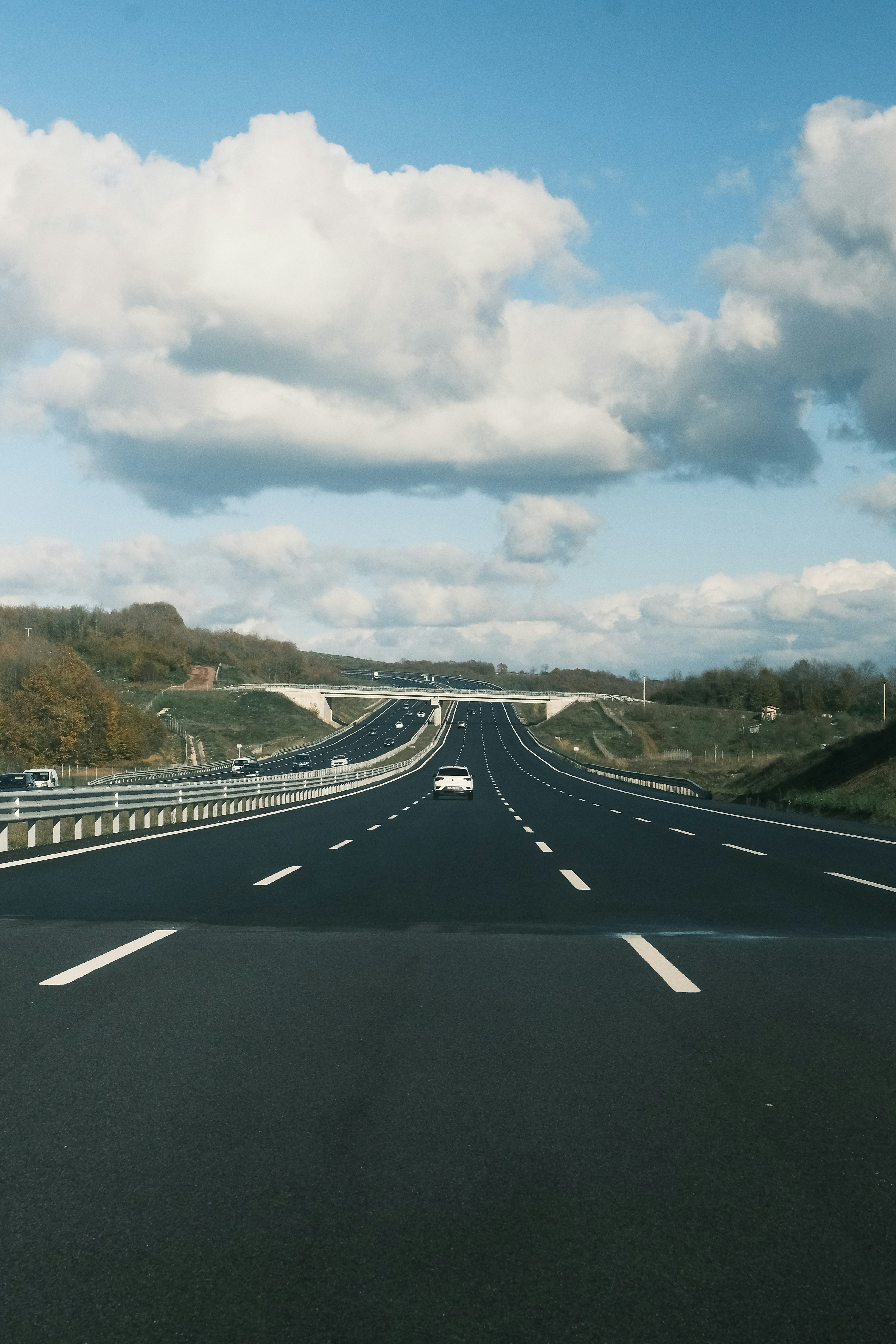 A view of a highway with a sky background photo – Free Car Image on ...