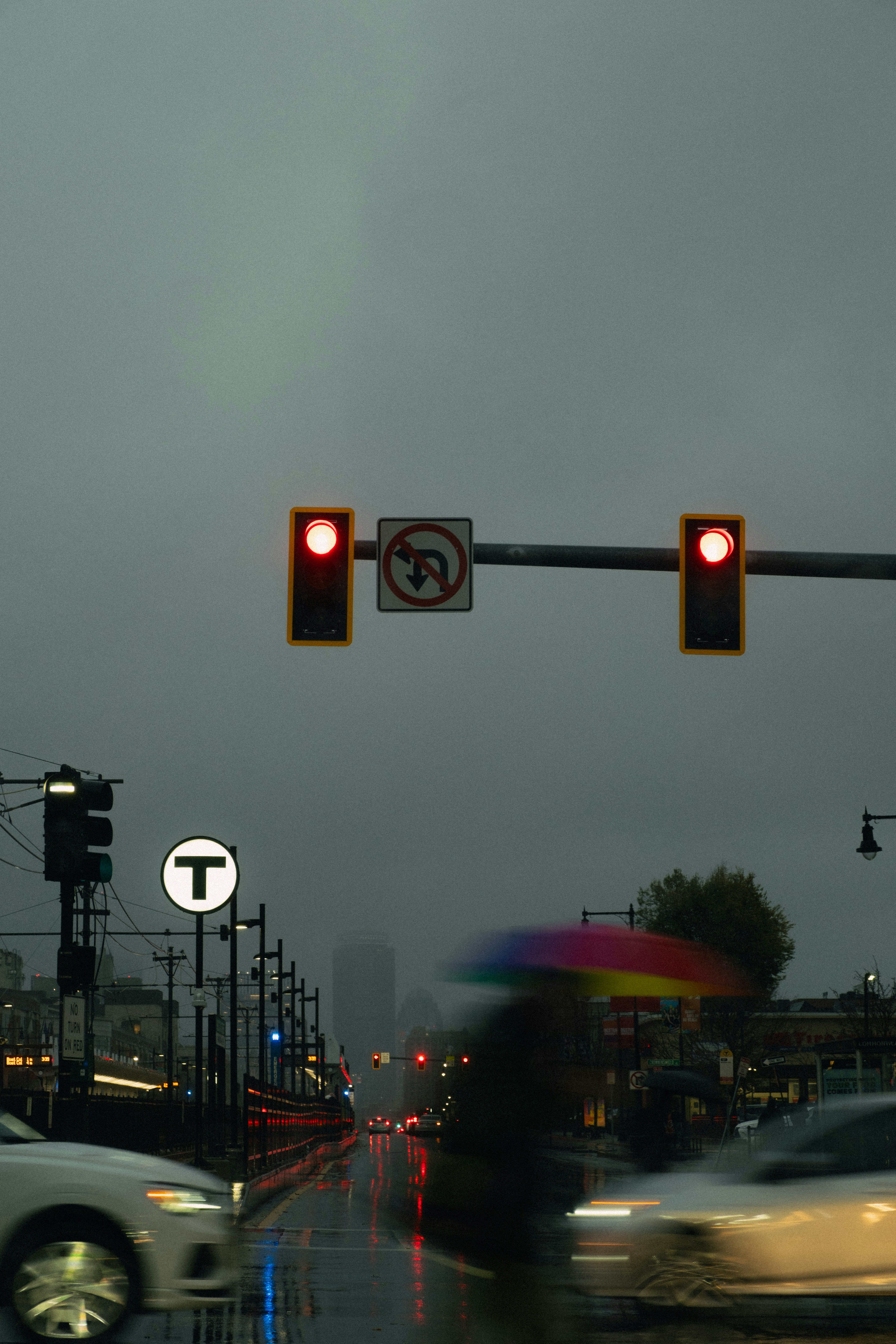 A traffic light hanging over a street filled with traffic photo – Free ...