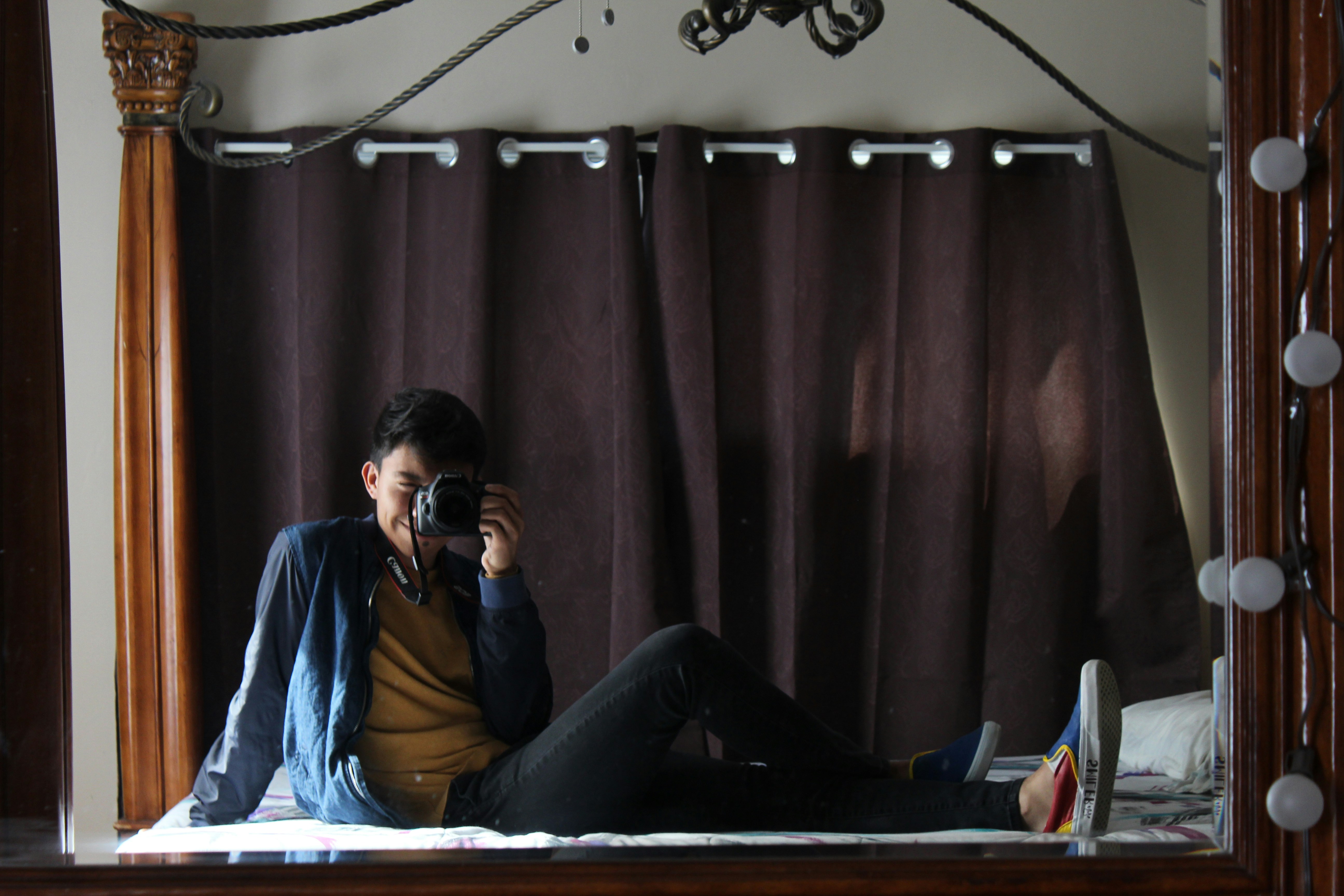 Self-portrait in a Wooden Frame: A Quiet Lens toward the Canon-Styled Traveler
