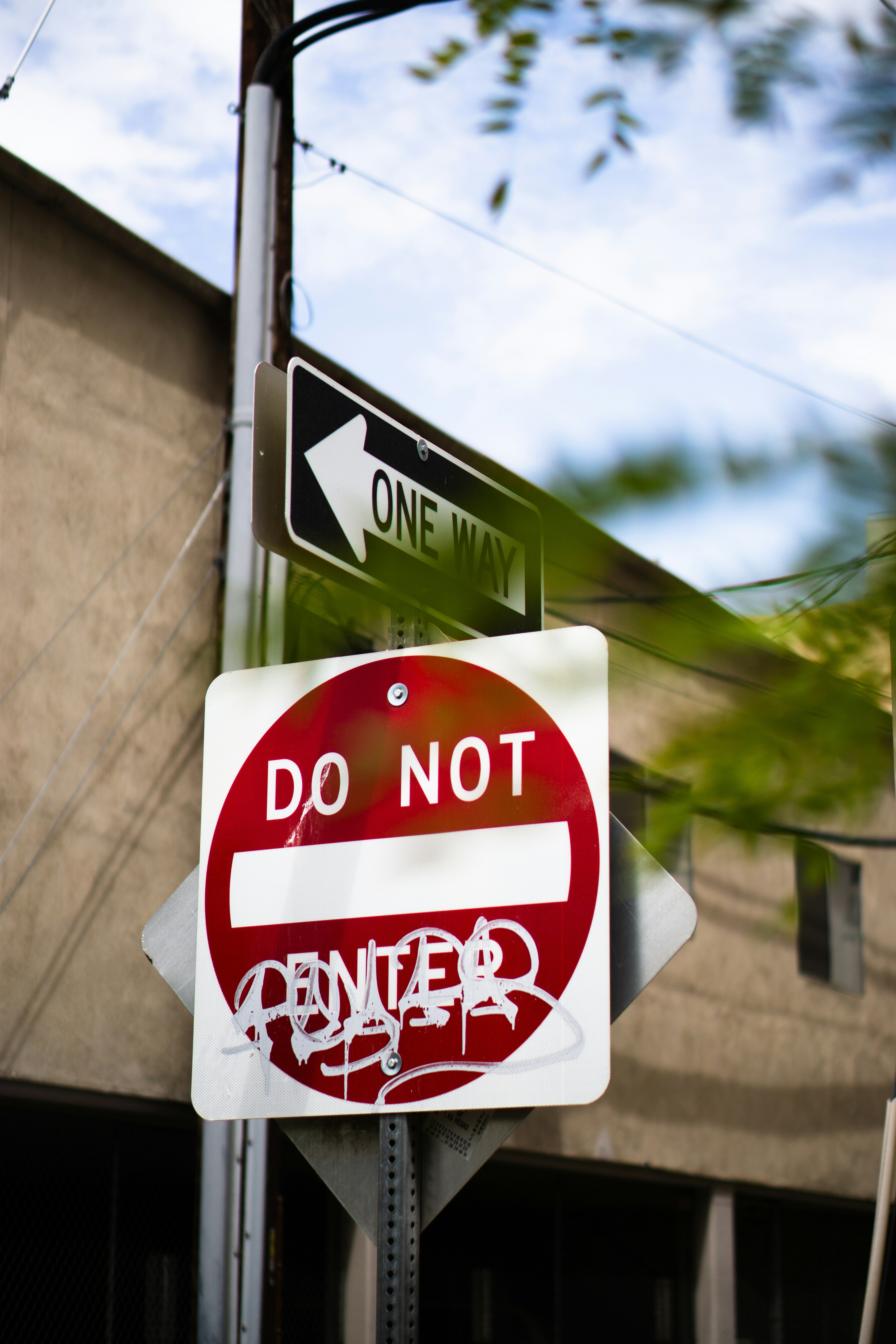 Un letrero rojo y blanco de no entrar y un letrero de un solo sentido ...