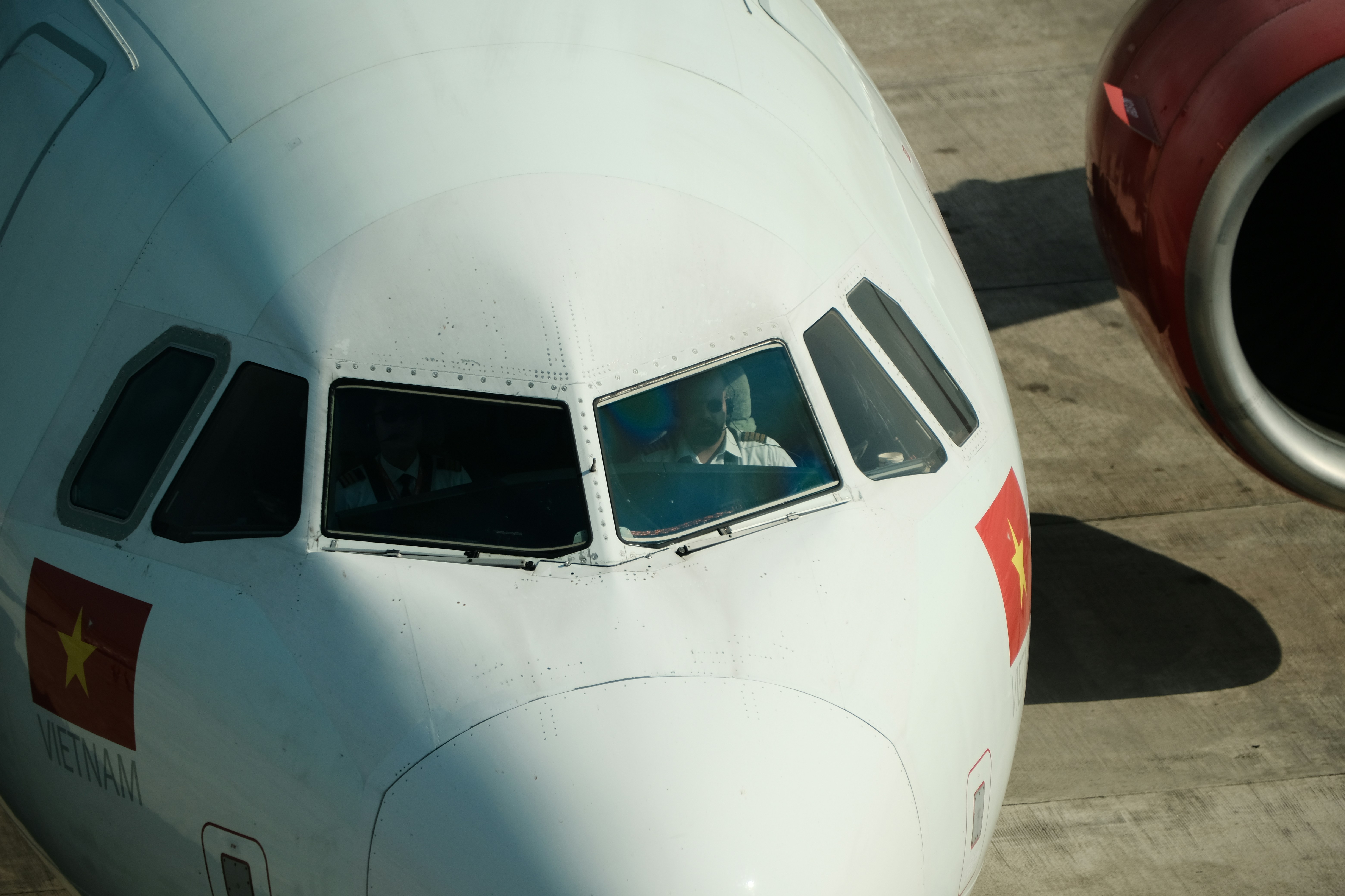 Nose-first View into a Vietnam-flagged Jet’s Cockpit Windows