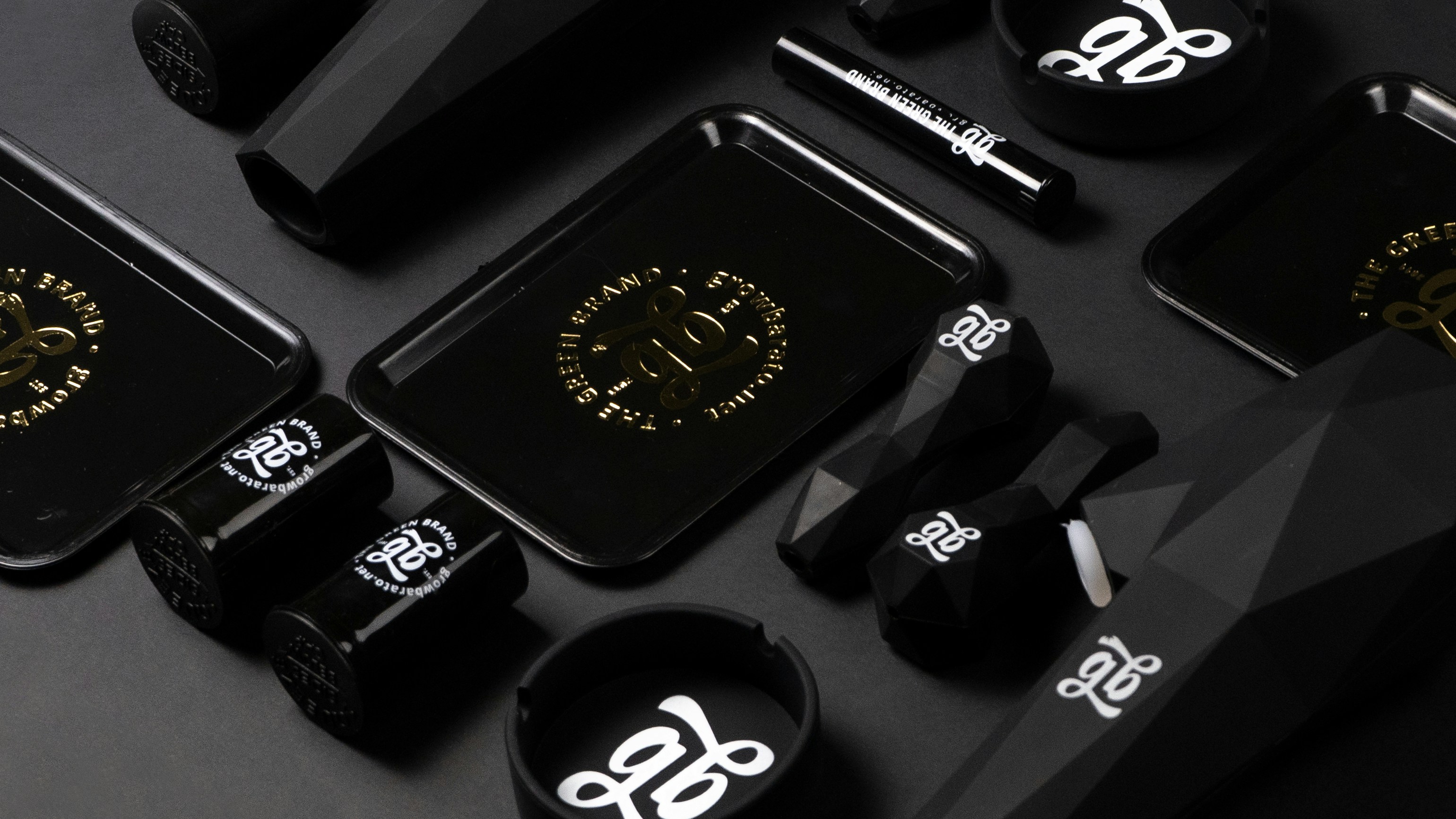 Una mesa negra cubierta con elementos negros y dorados foto – Imagen de ...