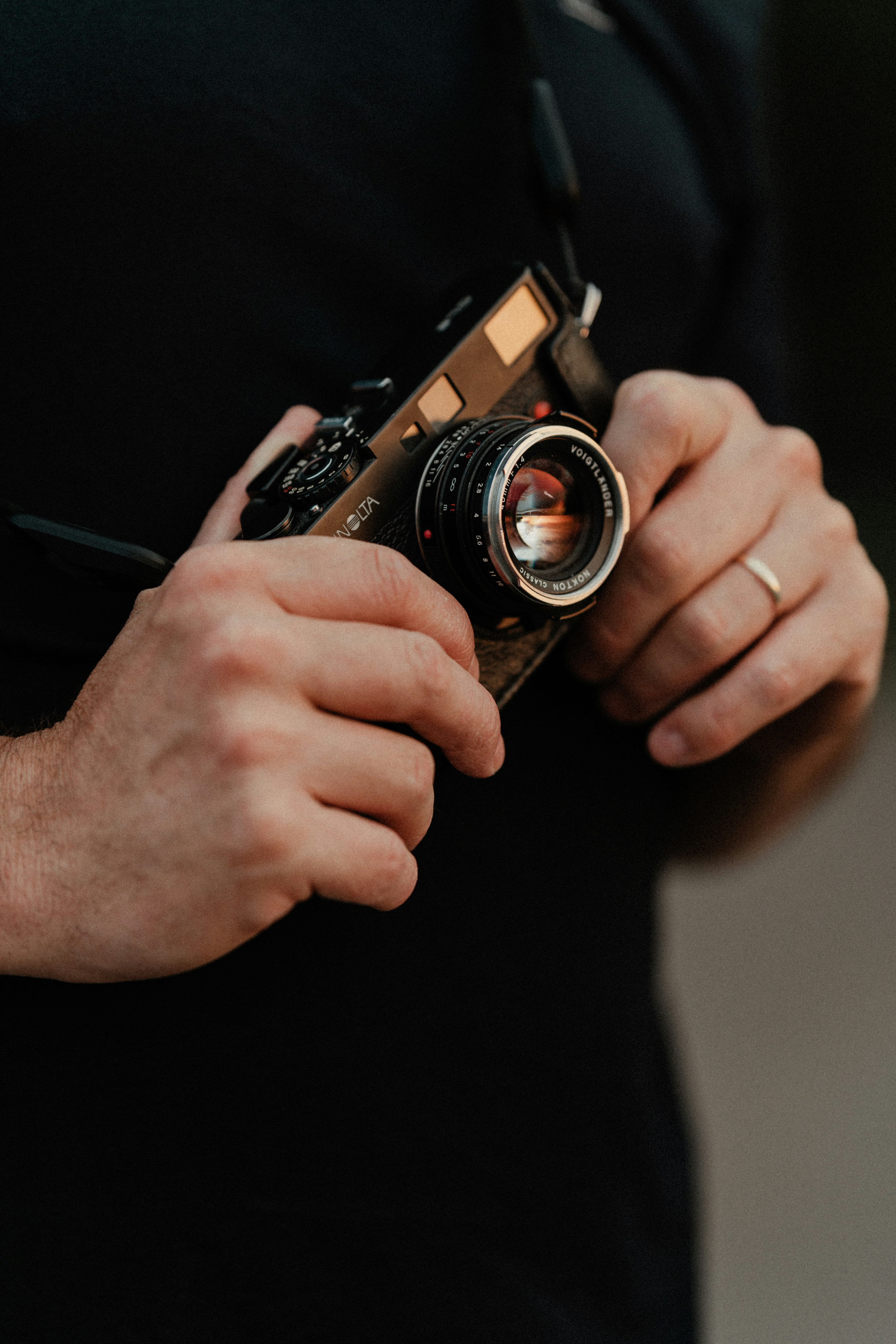 A man holding a camera in his hands photo – Free Photo Image on Unsplash