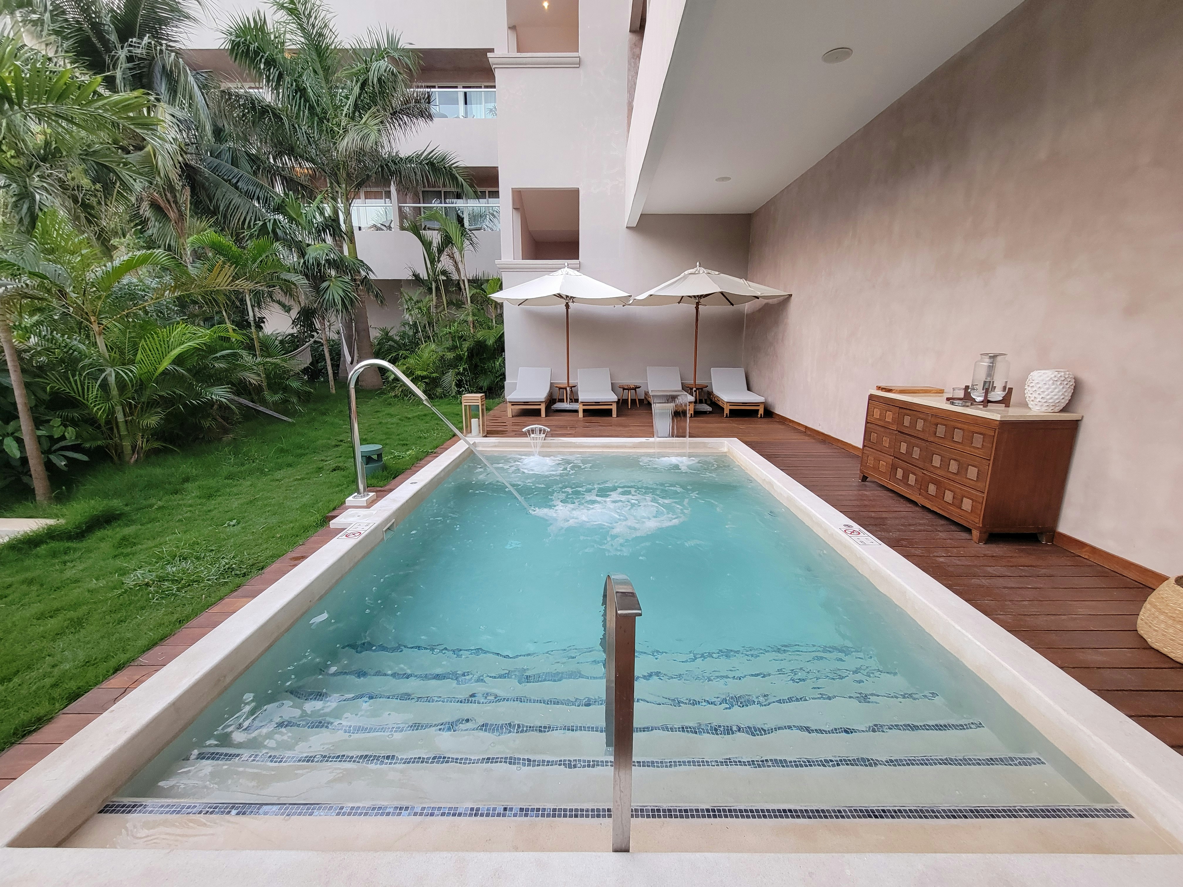 A large swimming pool in the middle of a building photo – Free Hotel ...