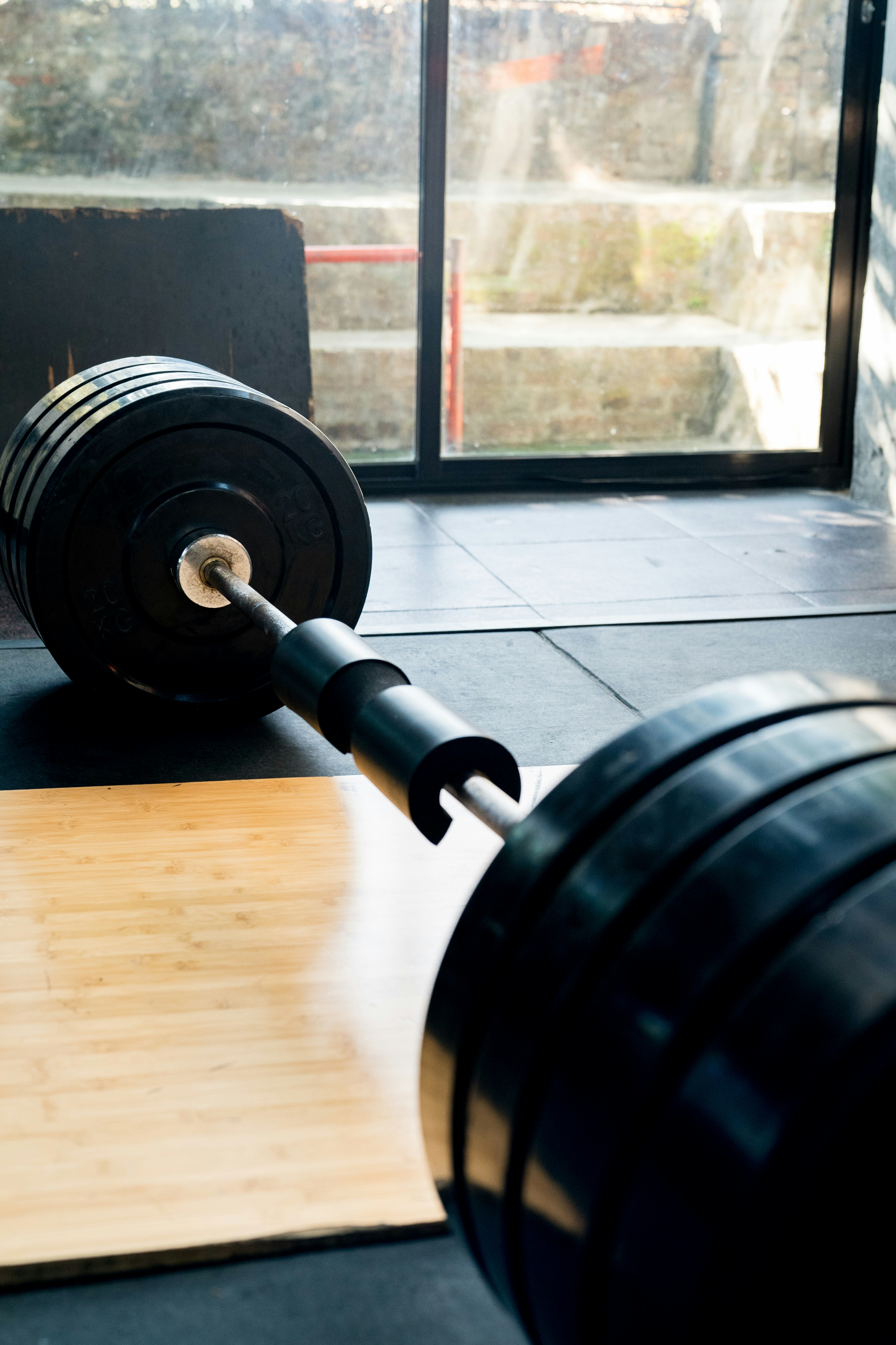 A bench with a barbell on it in a gym photo – Free Gym Image on Unsplash