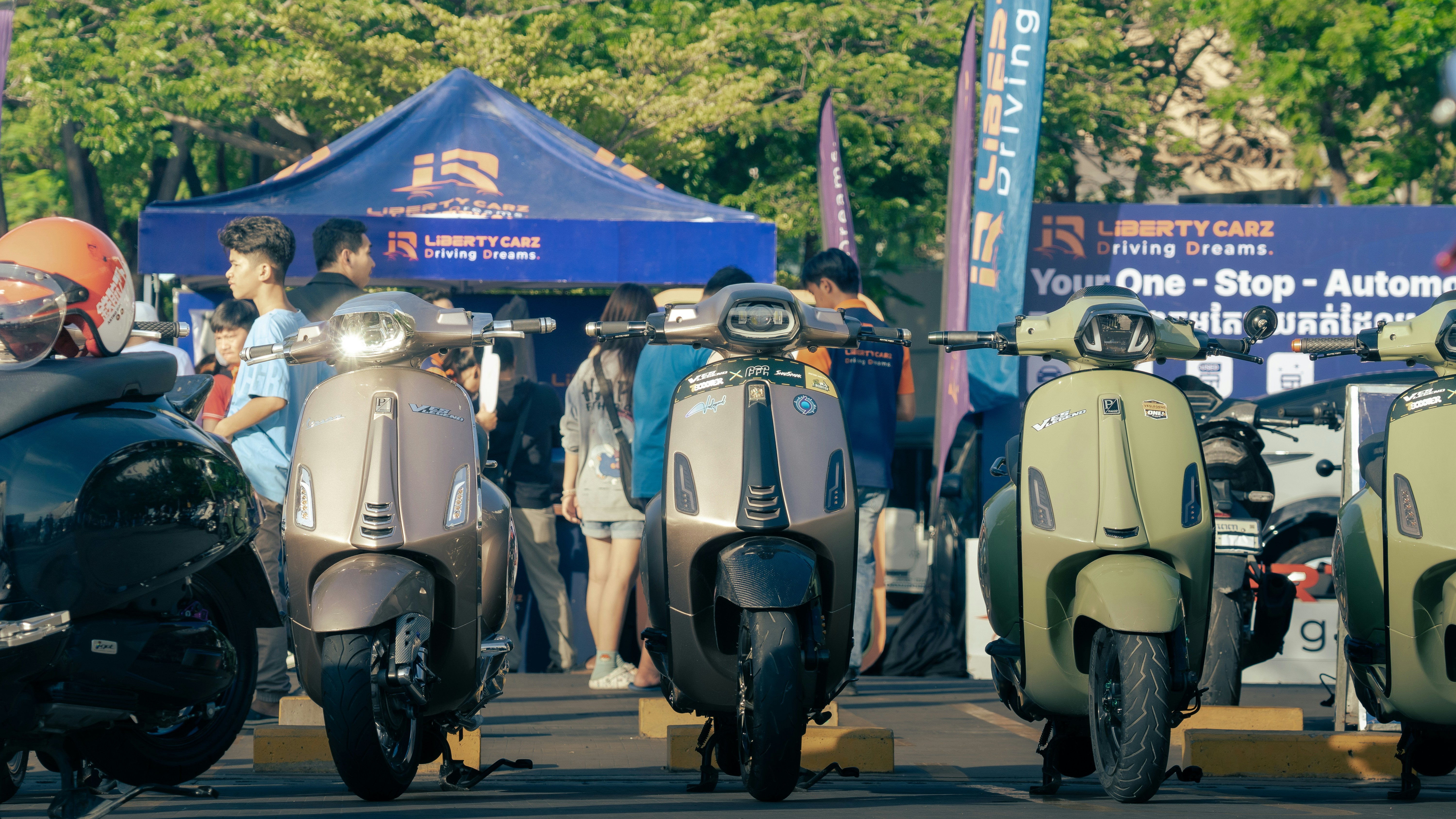 A group of motor scooters parked next to each other photo – Free Phnom ...