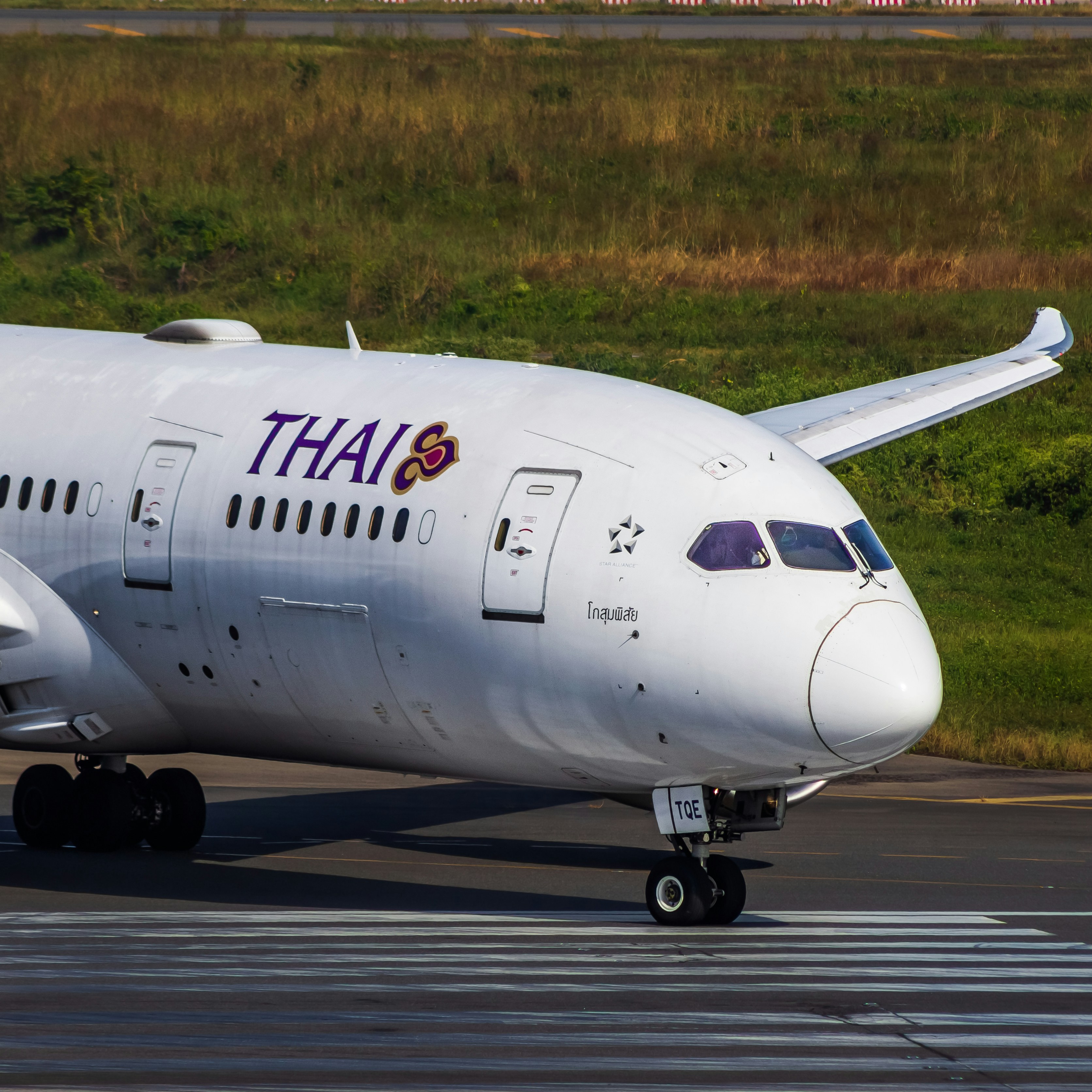 A large white airplane on a run way photo – Free Aircraft Image on Unsplash