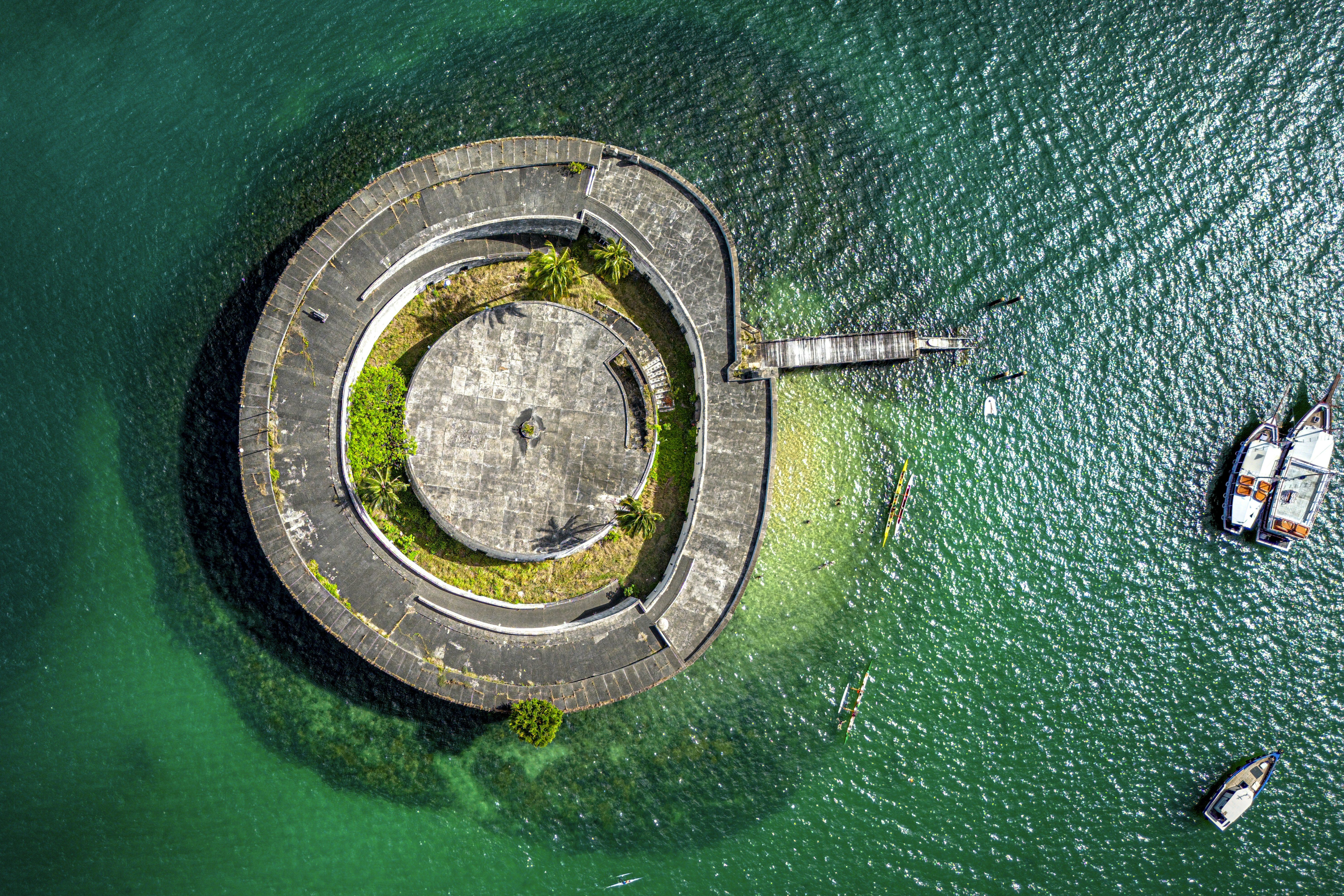 An aerial view of a small island in the middle of the ocean photo ...