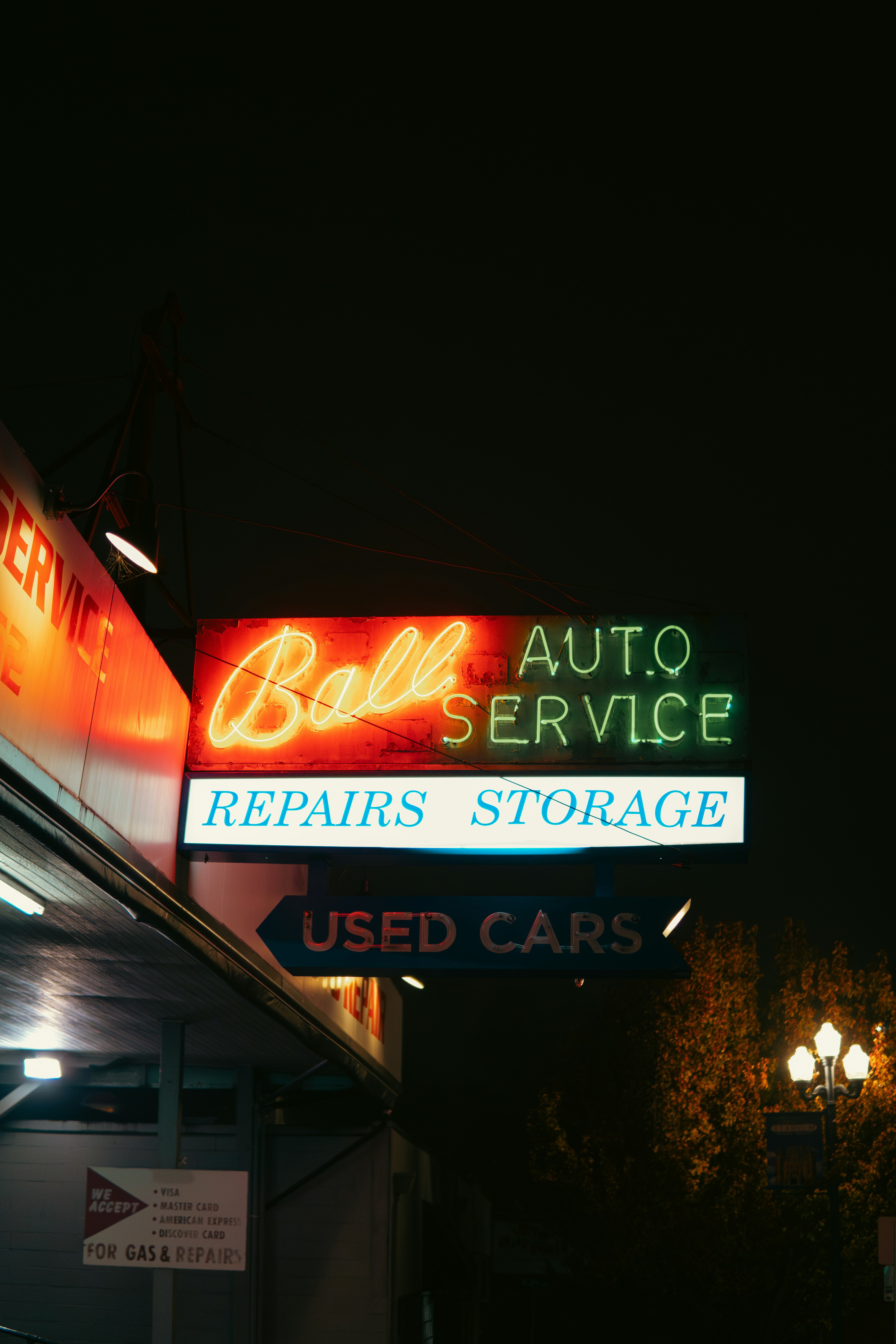 A neon sign for a car repair shop photo – Free Street photography Image ...