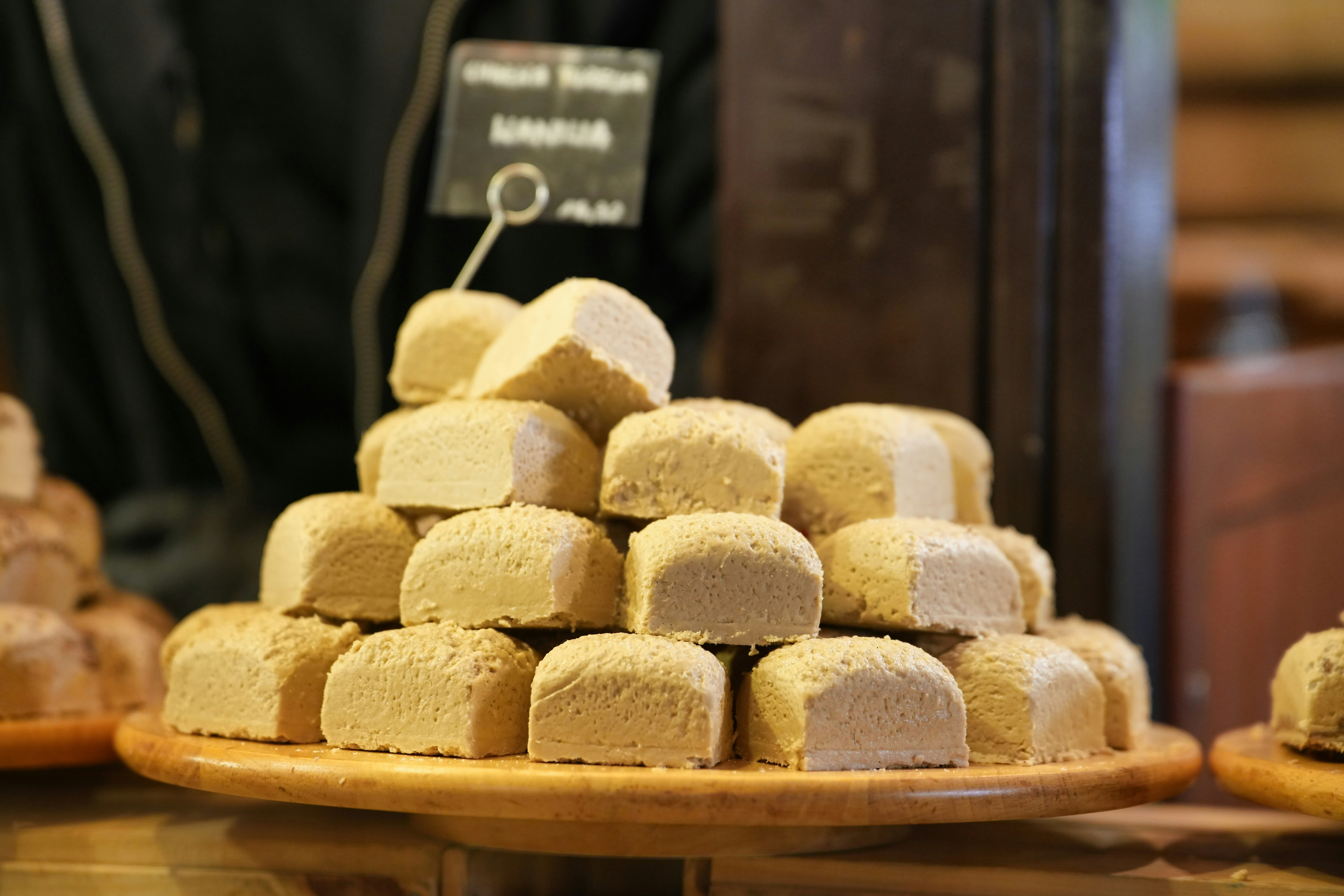Sweet temptation... Turkish halva in several flavors to choose from. - Słodka pokusa... Turecka hałwa w kilku smakach do wyboru. - Сладкое искушение... Турецкая халва с несколькими вкусами на выбор. - Süße Versuchung... Türkische Halva in verschiedenen Geschmacksrichtungen zur Auswahl. - Sladké pokušení... Turecká halva s několika příchutěmi na výběr. - Una dolce tentazione... Halva turco in diversi gusti a scelta. - 甘い誘惑... トルコのハルヴァは数種類のフレーバーから選べる。- Dulce tentación... Halva turco de varios sabores a elegir. - Søt fristelse... Tyrkisk halva i flere smaker å velge mellom.
