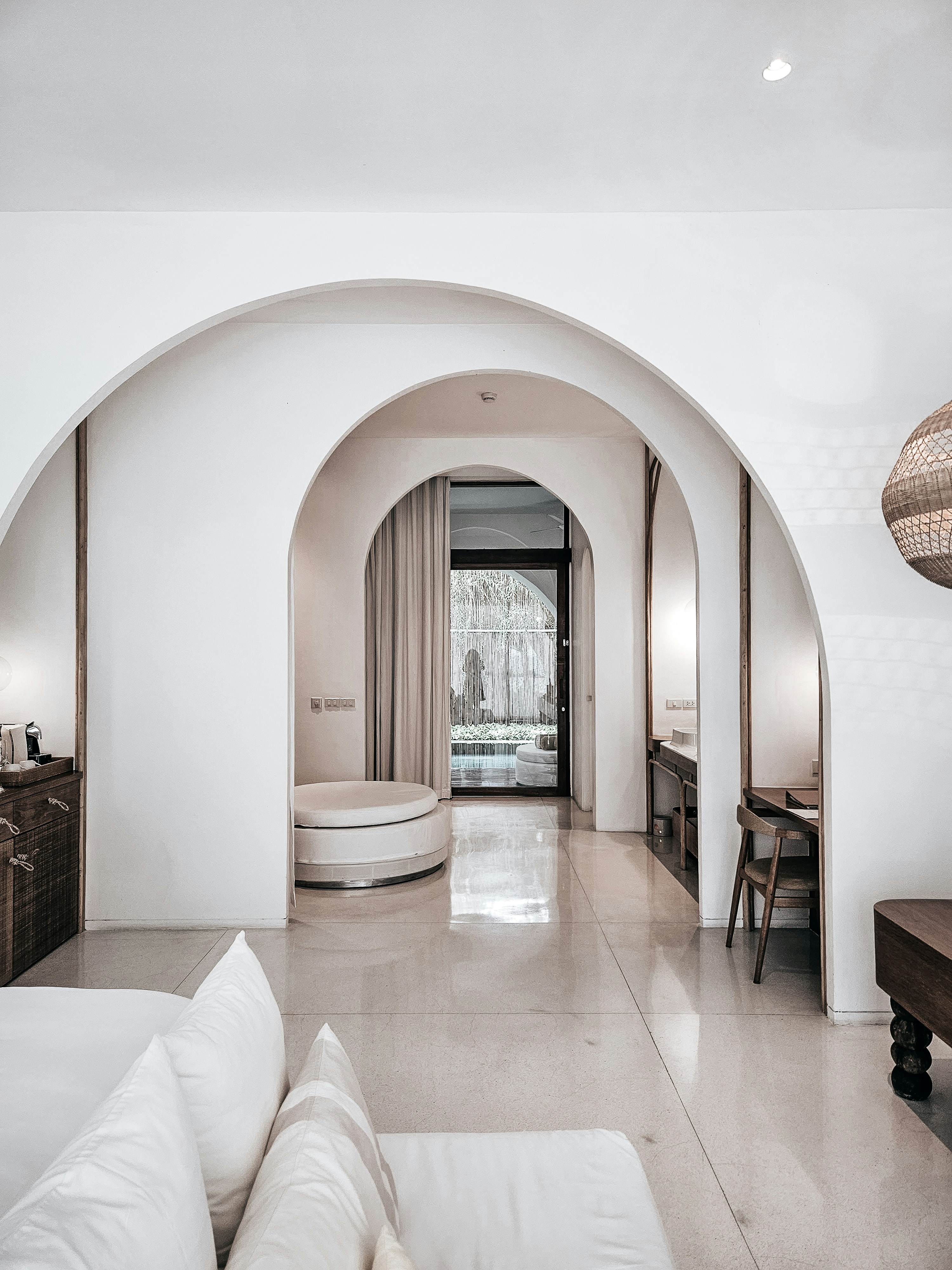 A living room filled with furniture and a large archway photo – Free ...