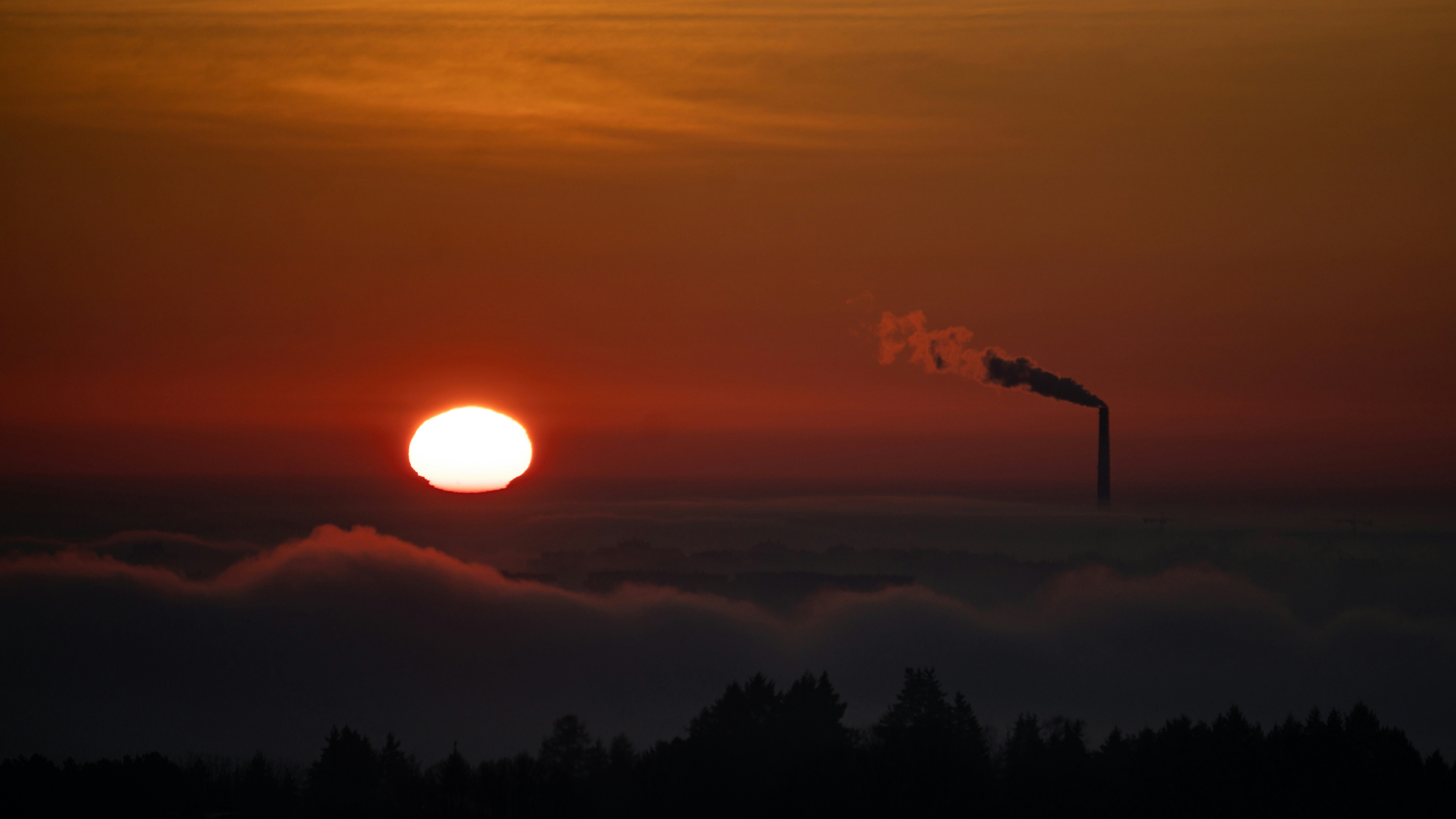 Solar Ember Above the Fog: Sunset Over Quiet Ridge