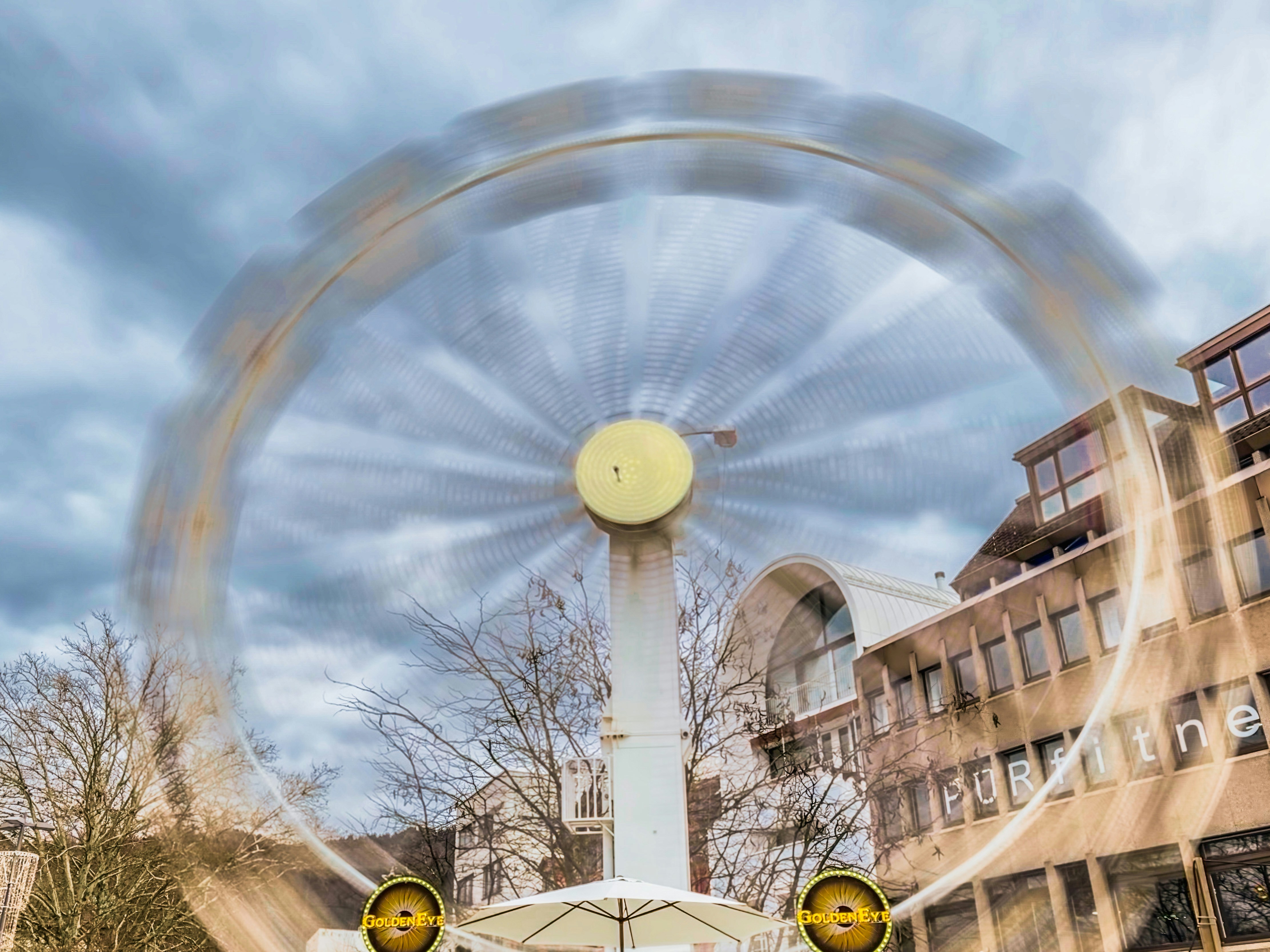 Time-Blur Ring: City Center Ferris Wheel in Quiet Spin