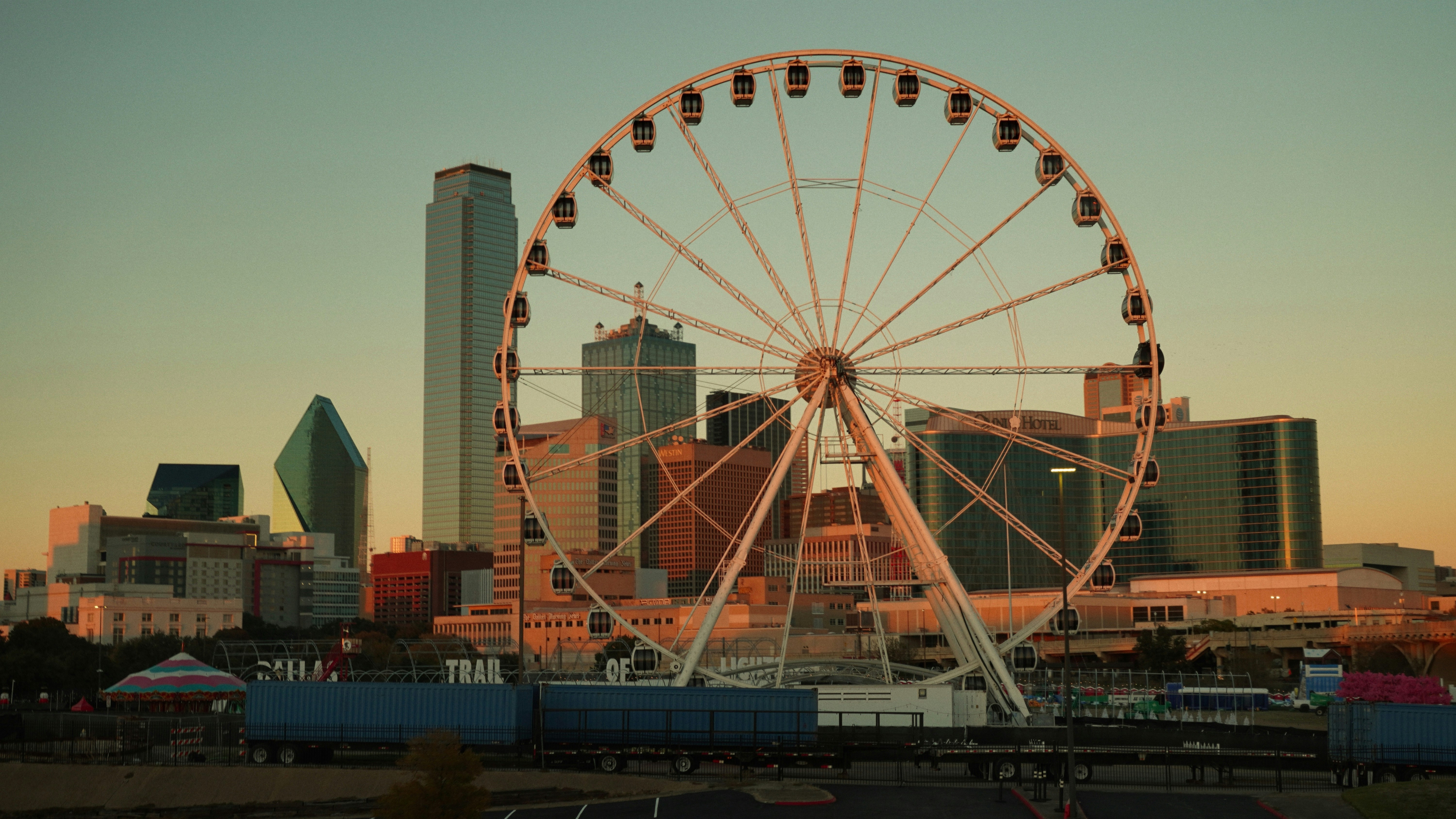 A ferris wheel in front of a city skyline photo – Free City Image on Unsplash