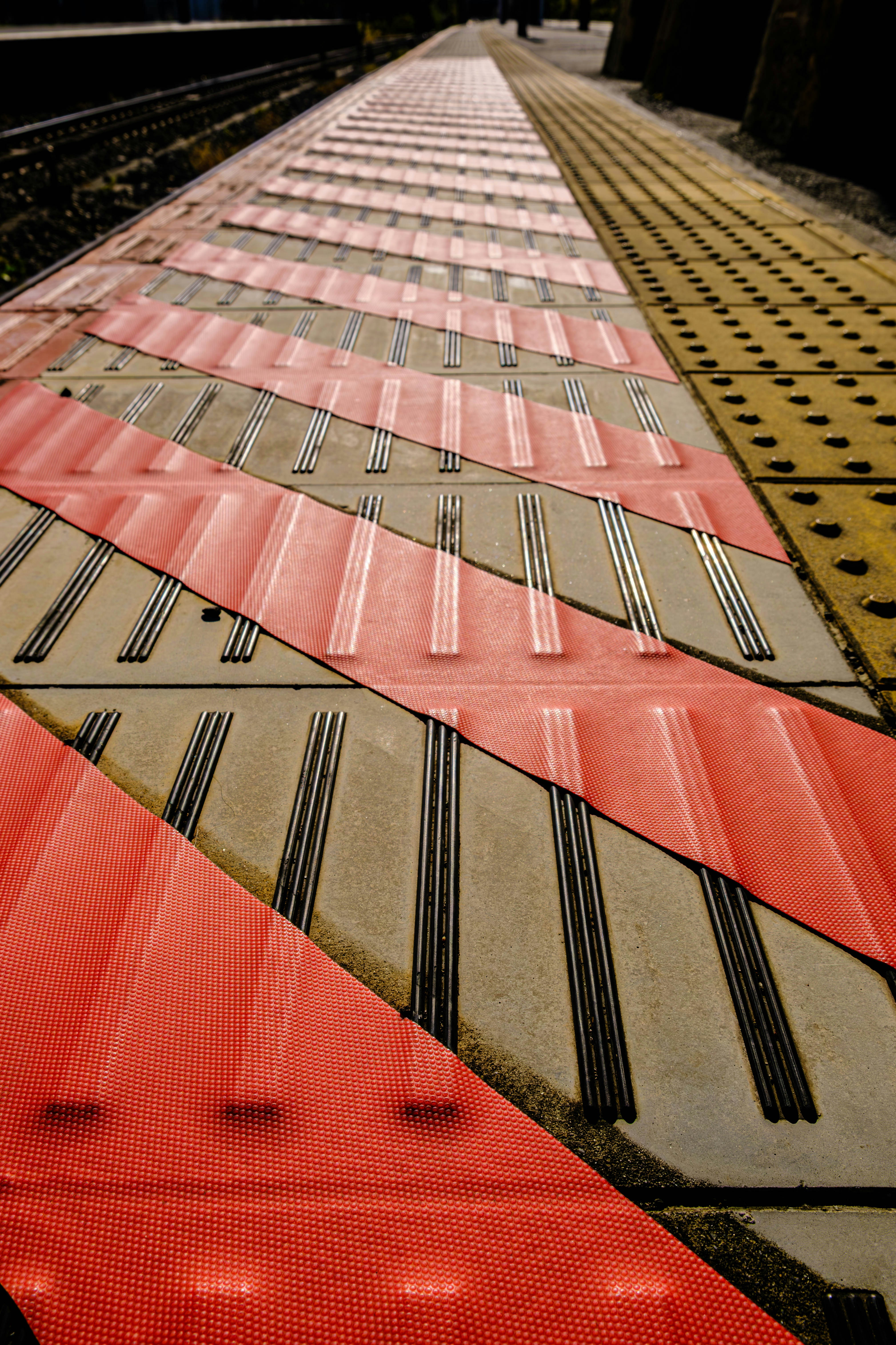 Stop position lines at railway platform