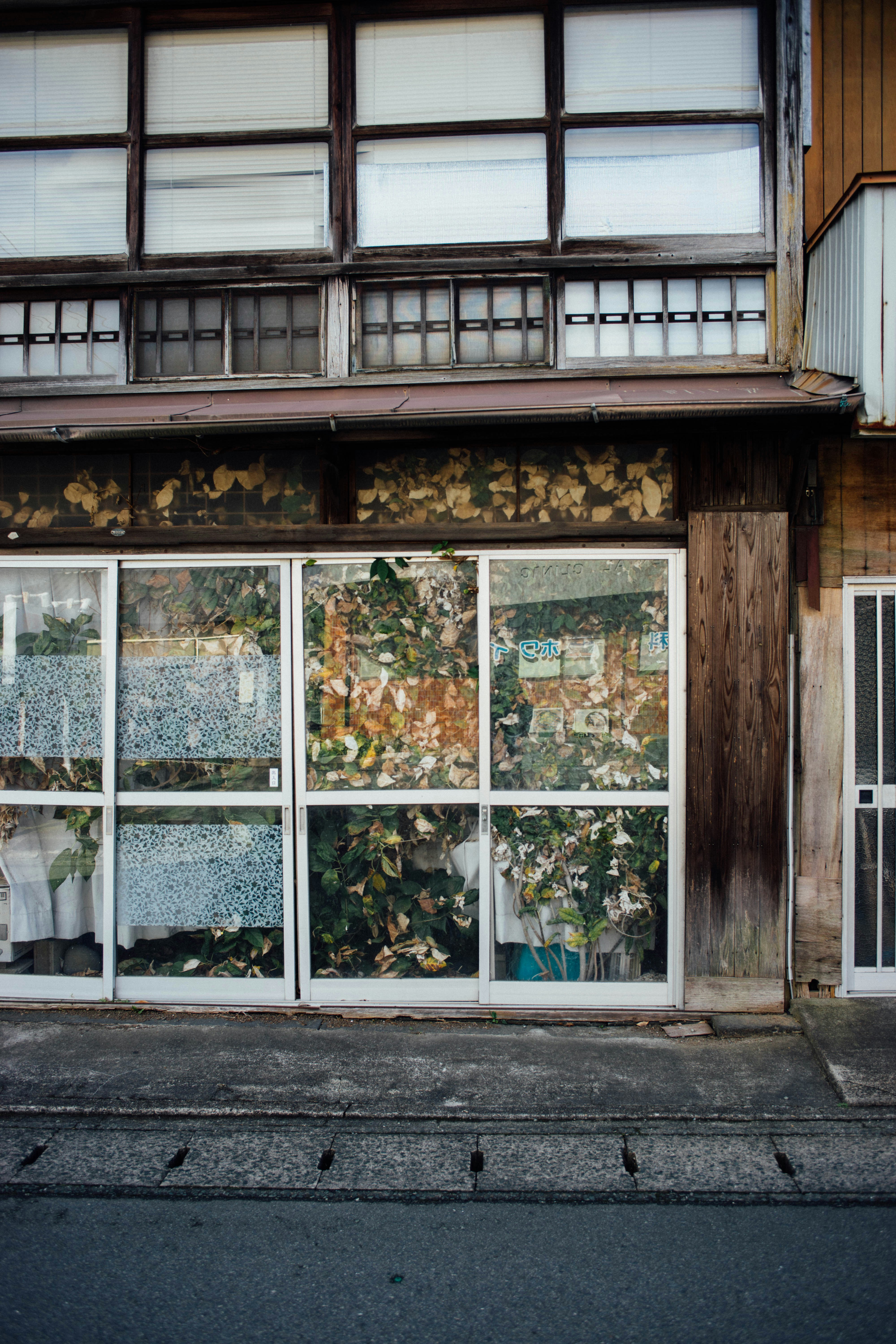 A building with a bunch of windows on the side of it photo – Free ...