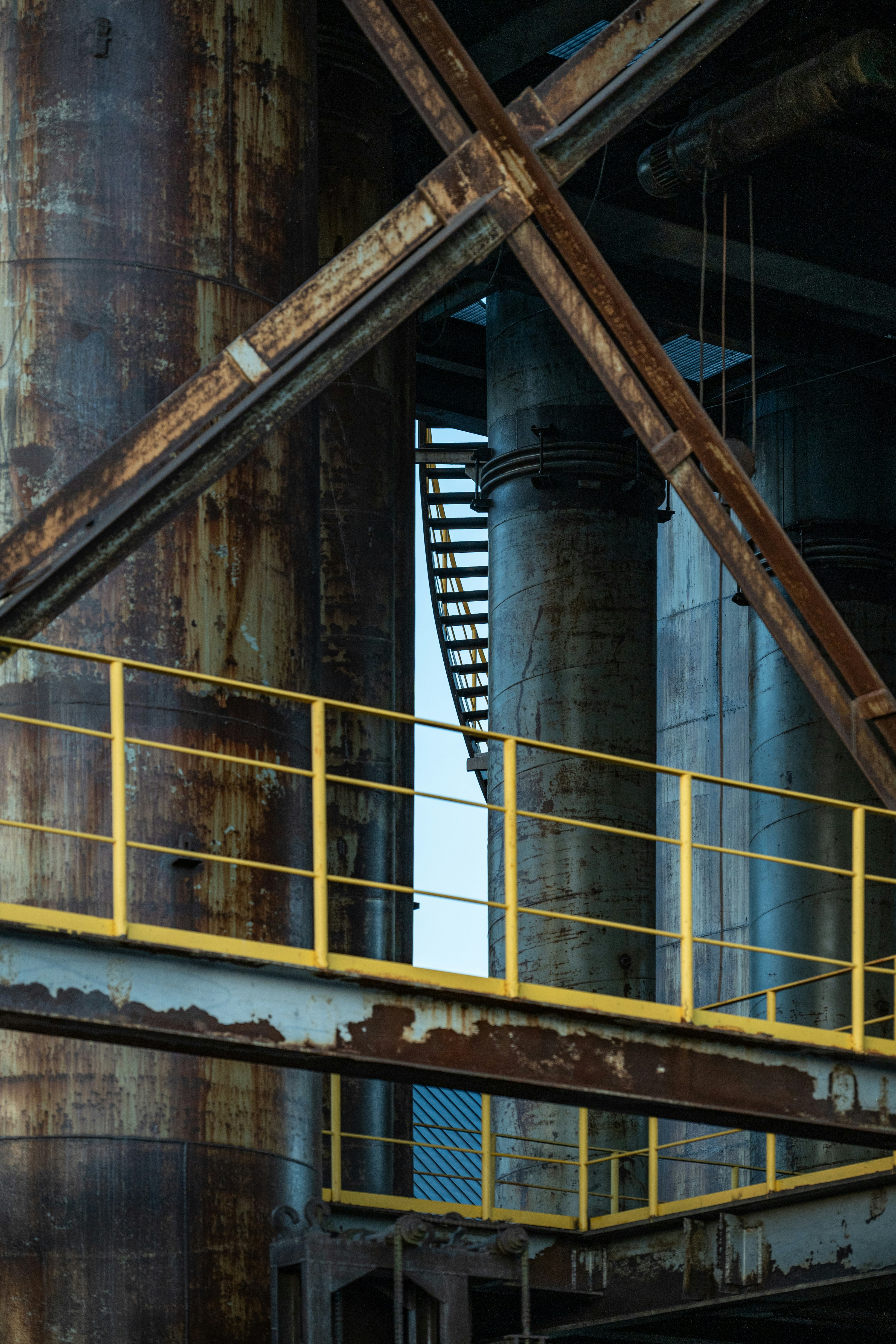 A large metal structure with a yellow railing photo – Free Factory ...