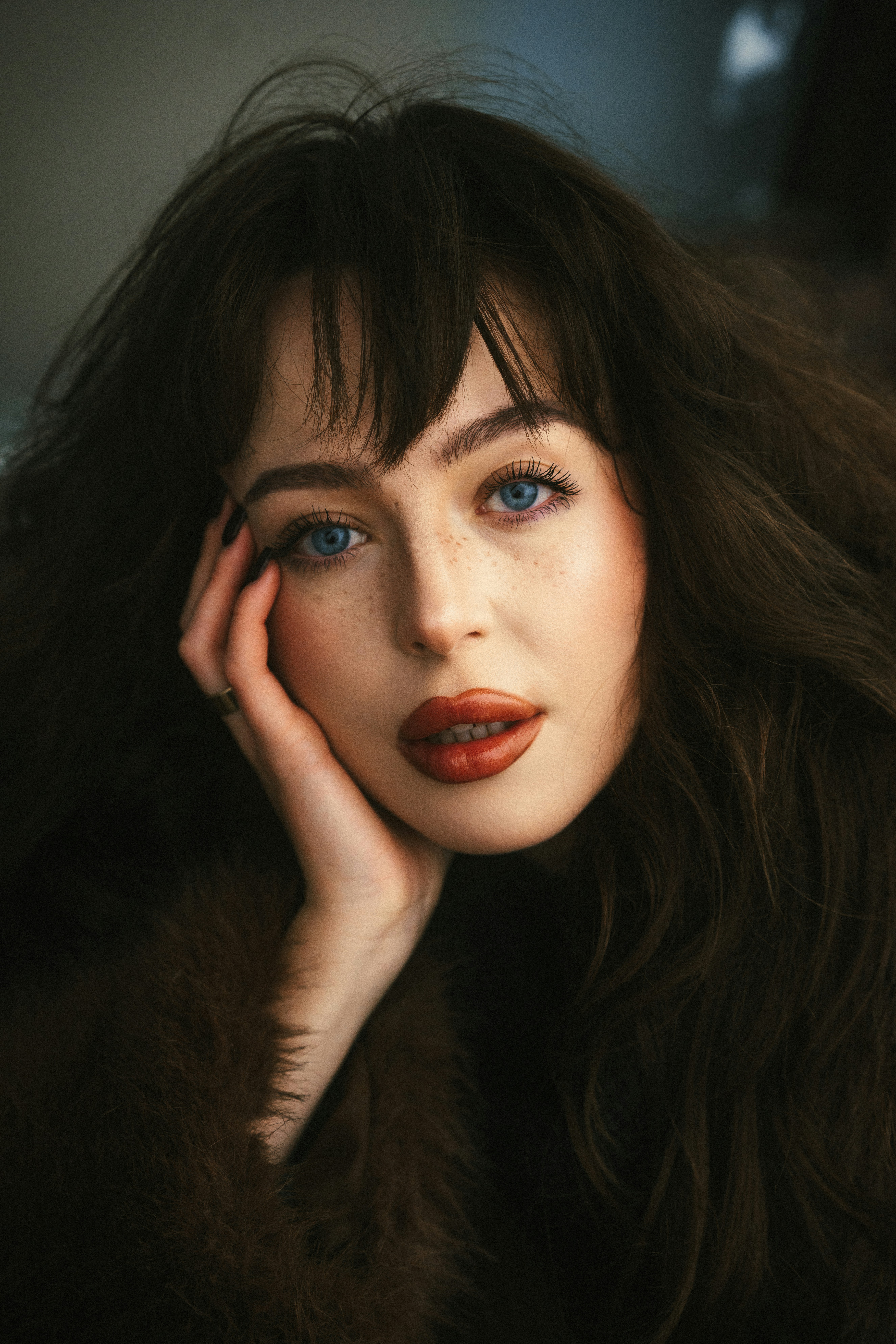 Une femme aux longs cheveux noirs et aux yeux bleus photo – Image ...