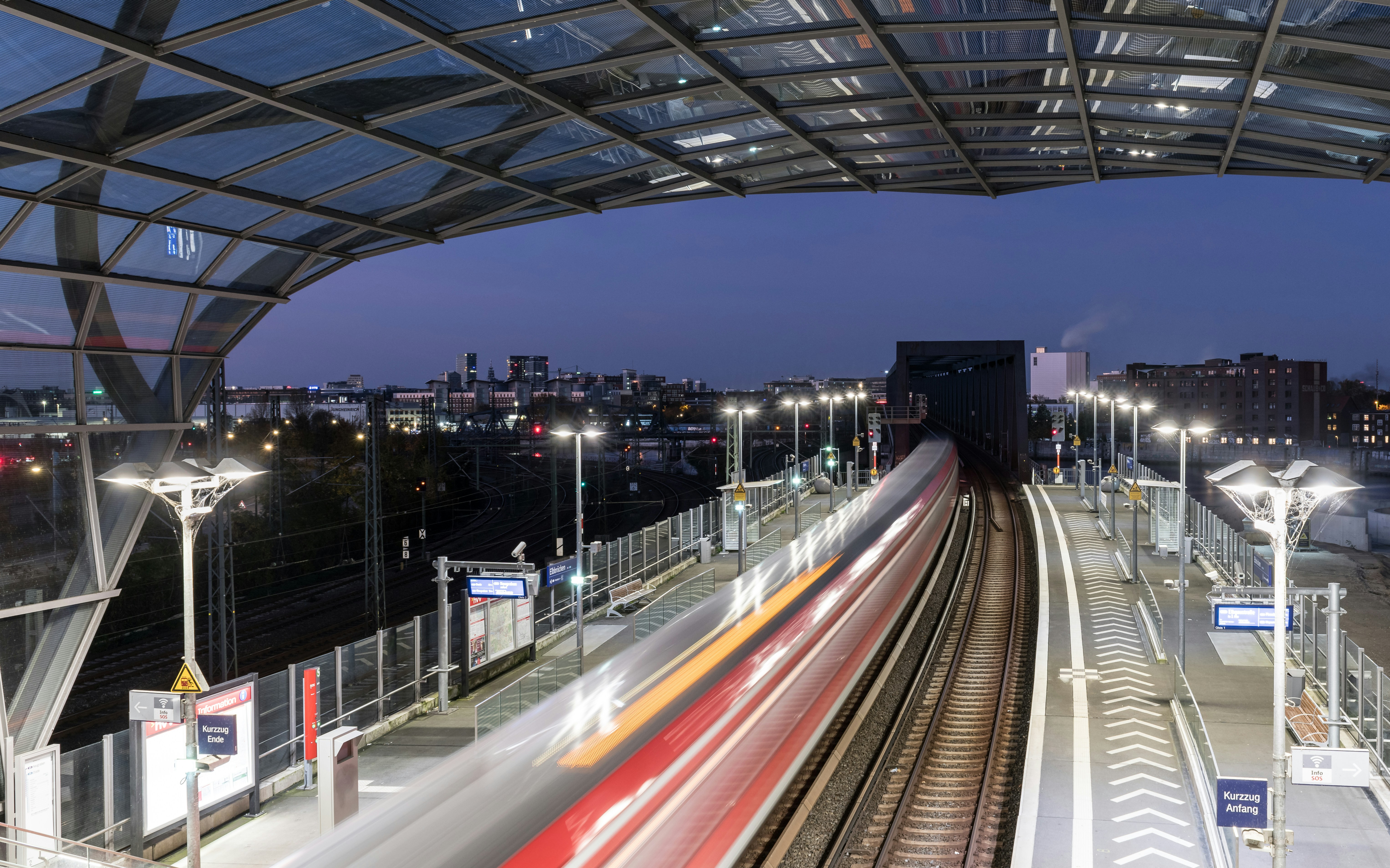 A train traveling under a covered train station photo – Free Hamburg ...
