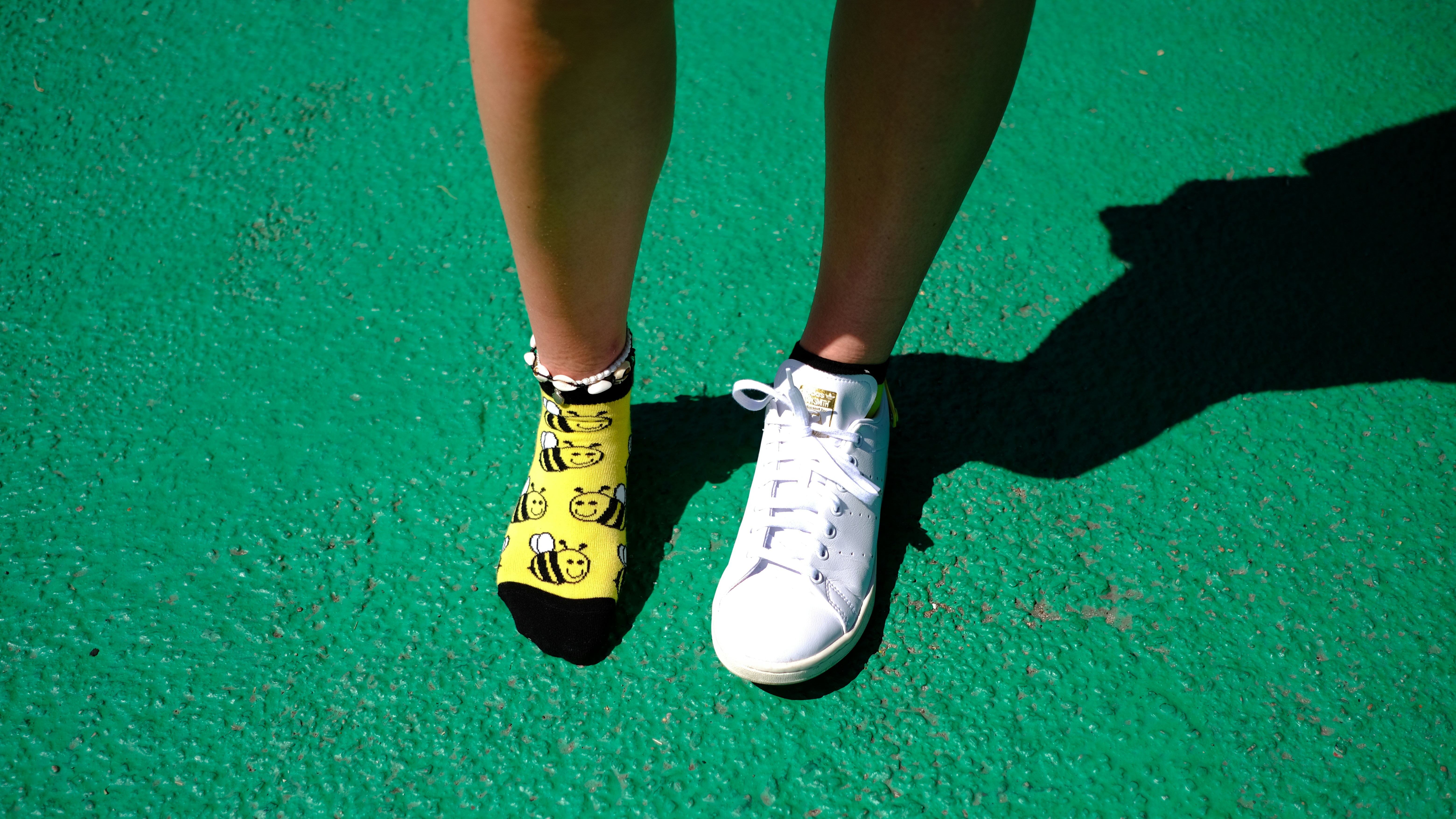 A person standing on a tennis court with a tennis racket photo – Free ...