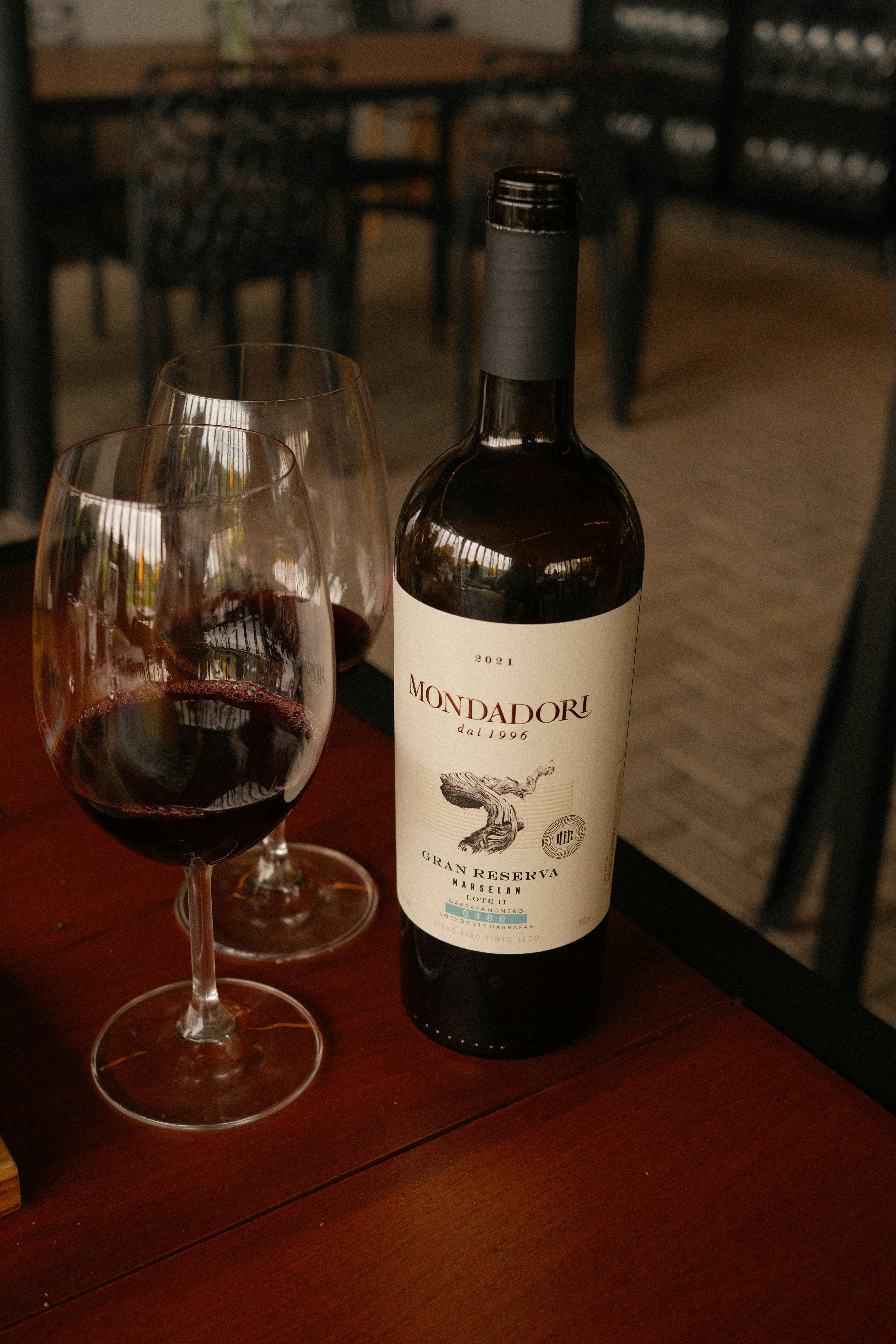 Mondadori in Focus: A Quiet Café Moment with Wine and Glasses