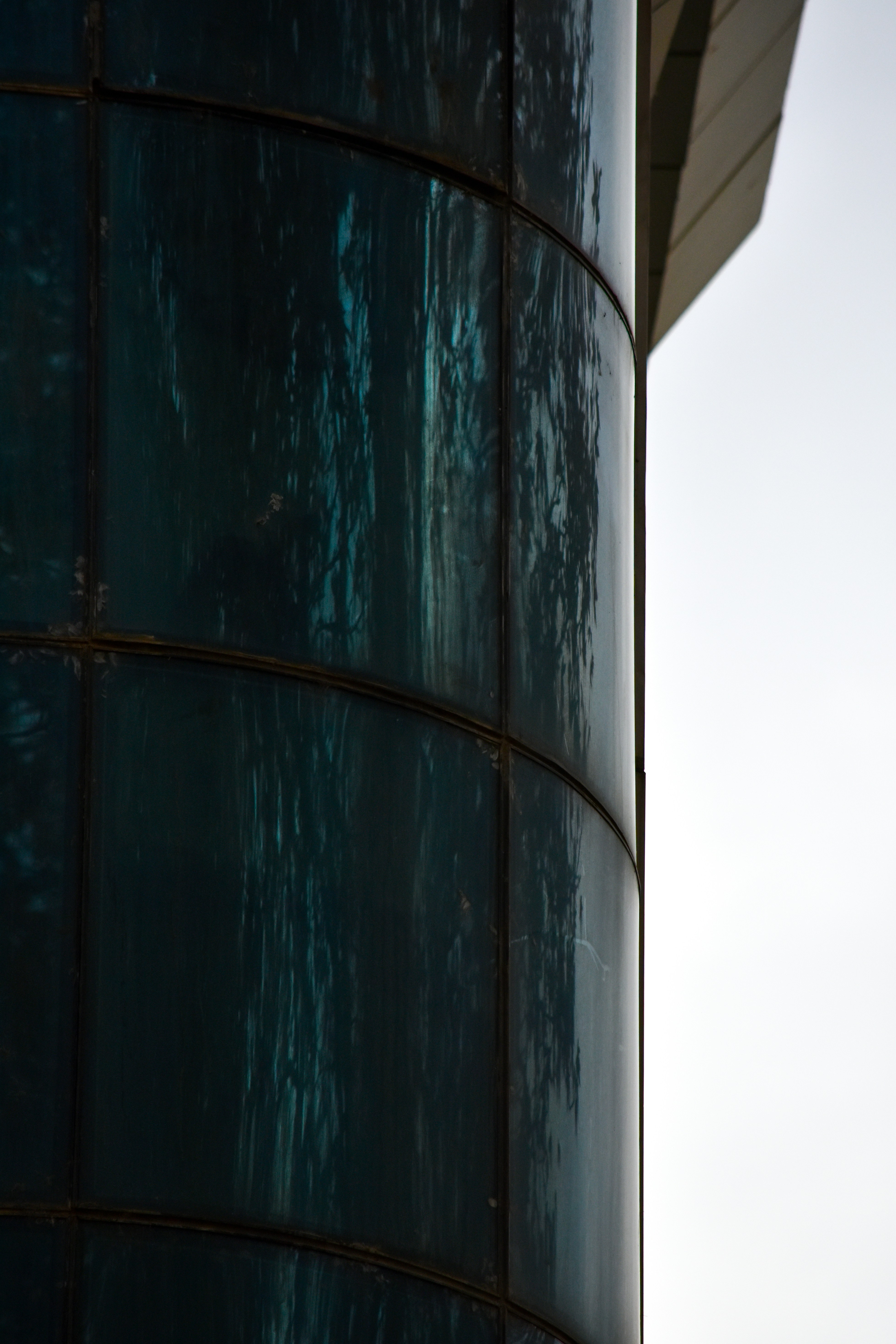 Reflective Glass Tower Turns to the Sky