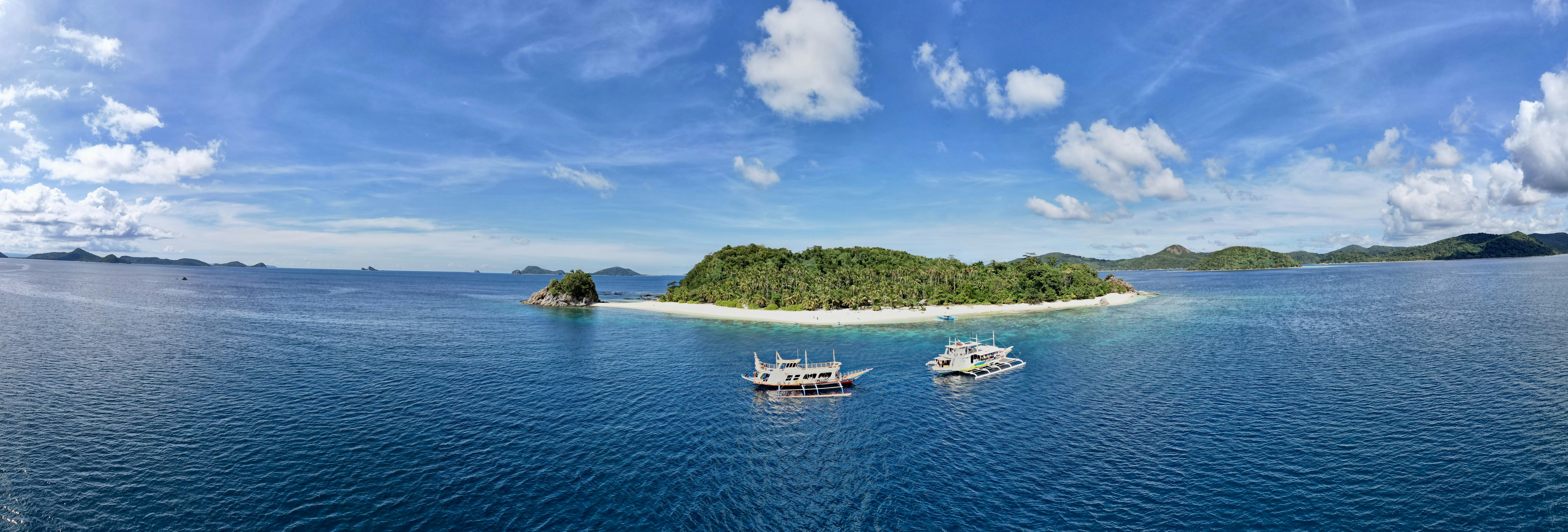 A small island in the middle of a body of water photo – Free Linapacan ...