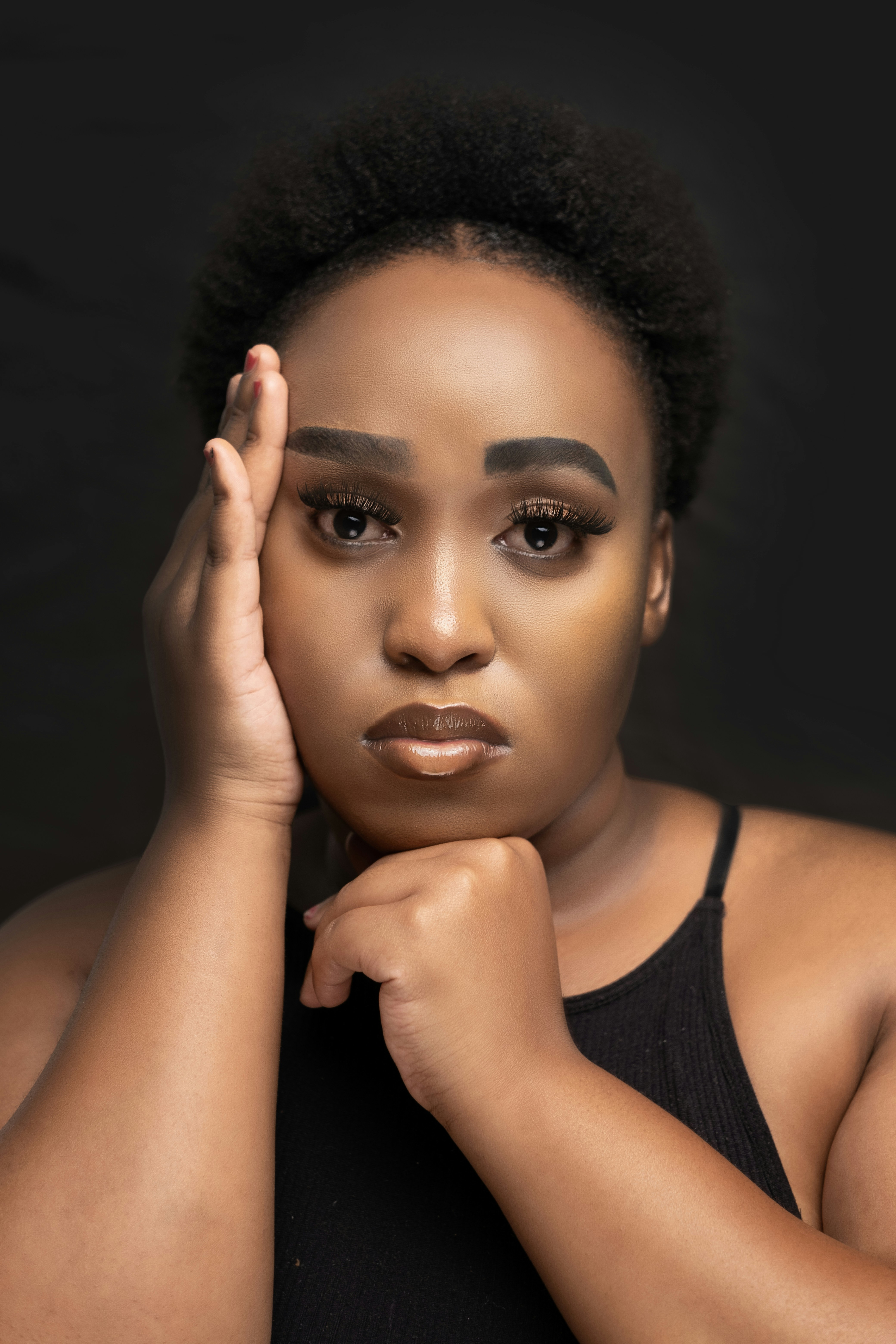 Une femme avec la main sur le visage photo – Image gratuite de Visage ...