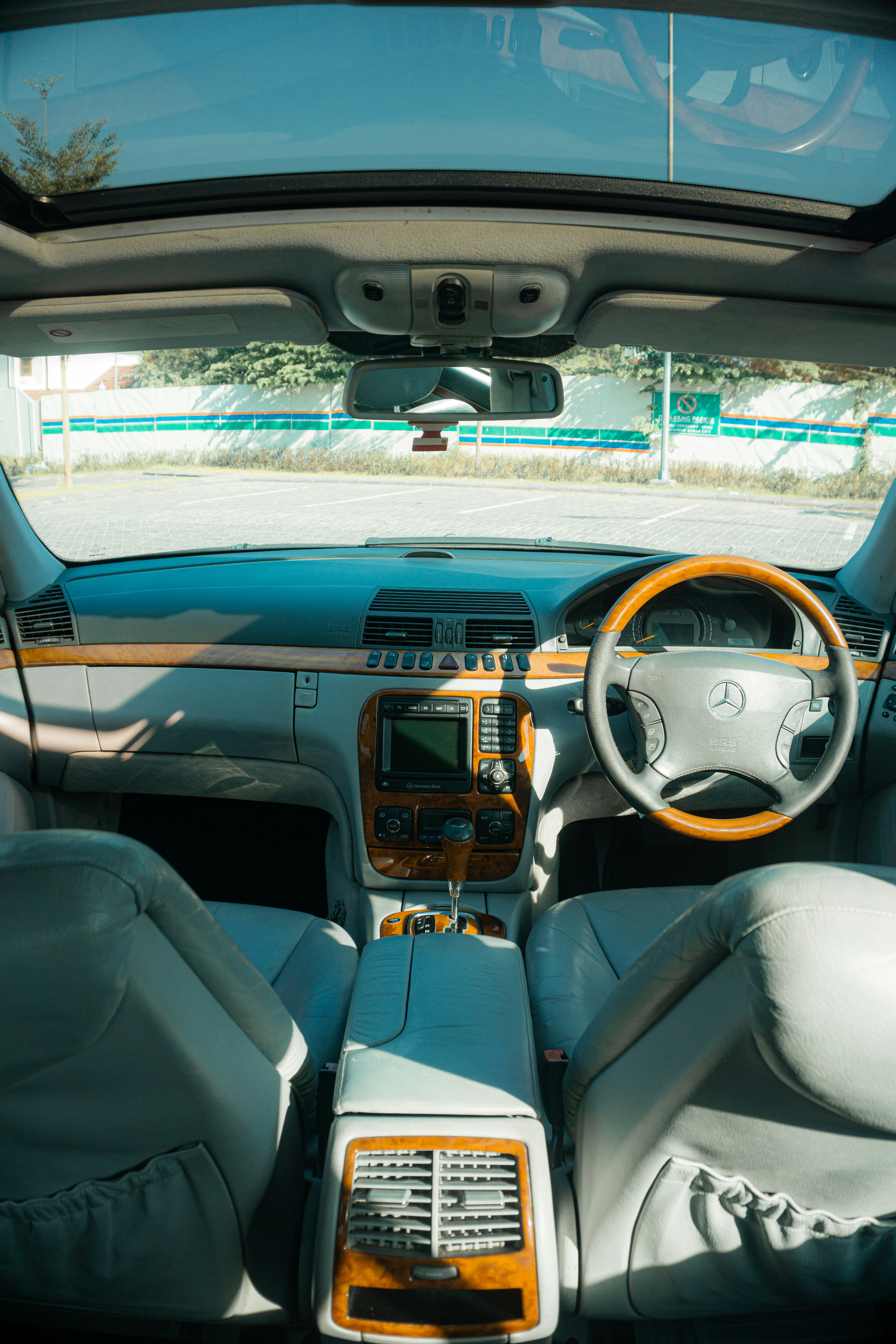 Crafted Quiet: Wood and Leather Command in a Mercedes Cabin