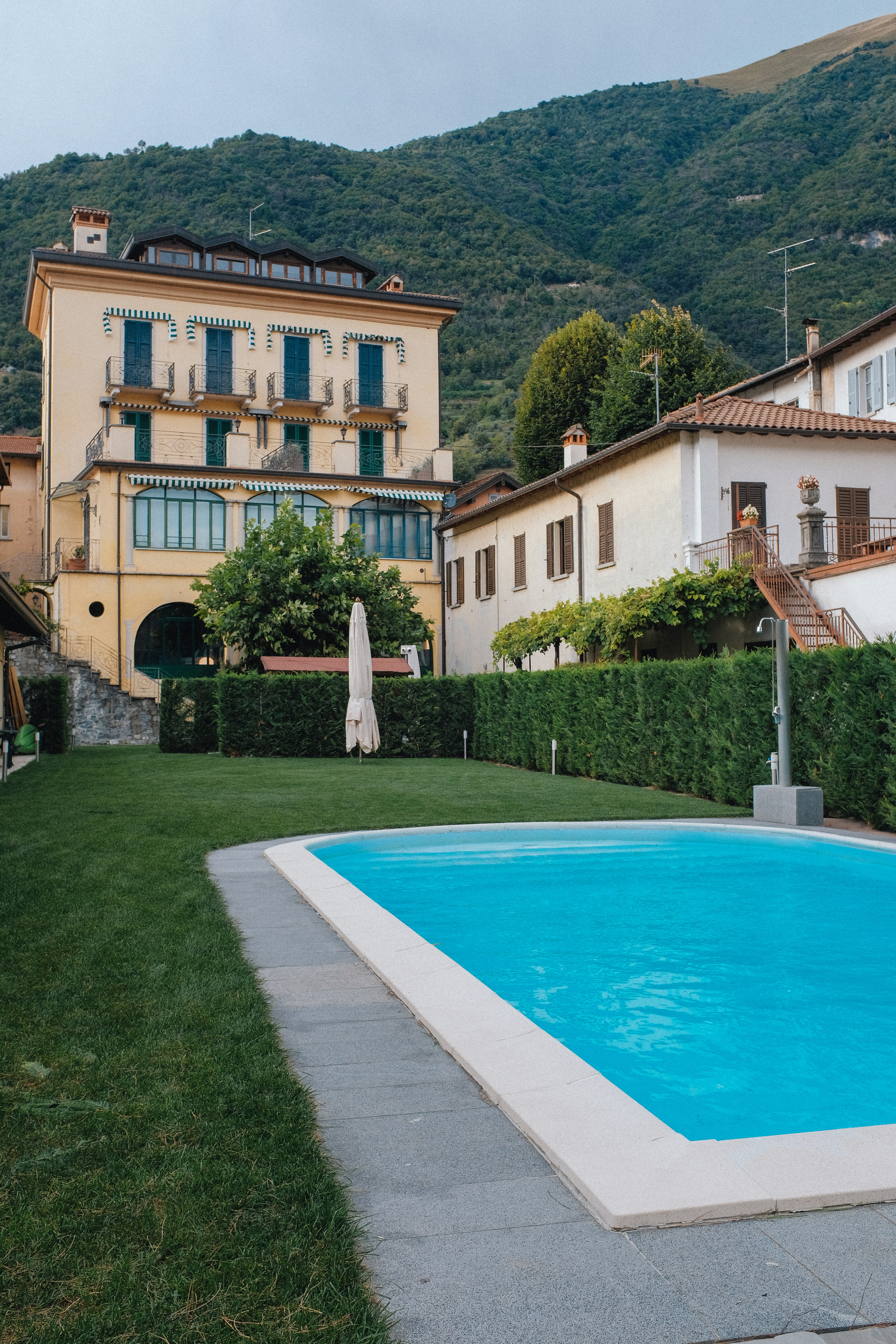 A large swimming pool in front of a house photo – Free Lago de como ...