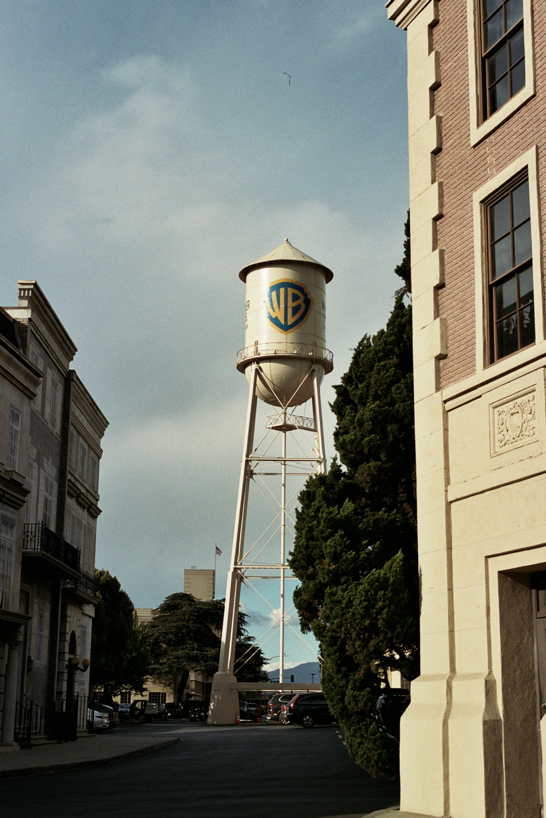 A tall water tower sitting next to a tall building photo – Free Los ...