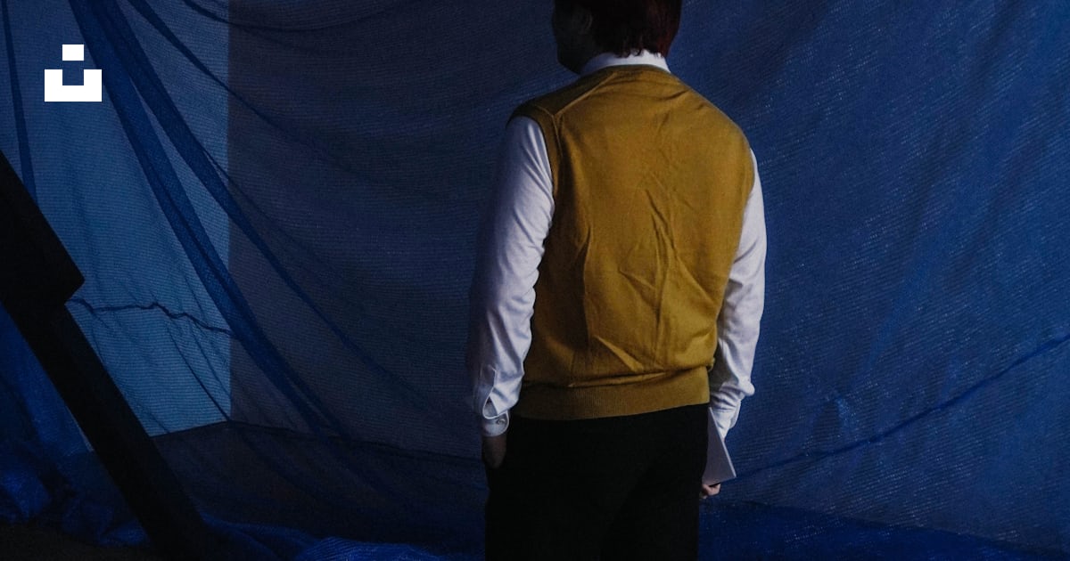 블루 스크린 앞에 서 있는 남자 사진 Unsplash의 무료 예술 전시회 사진 블루 옐로우 이미지