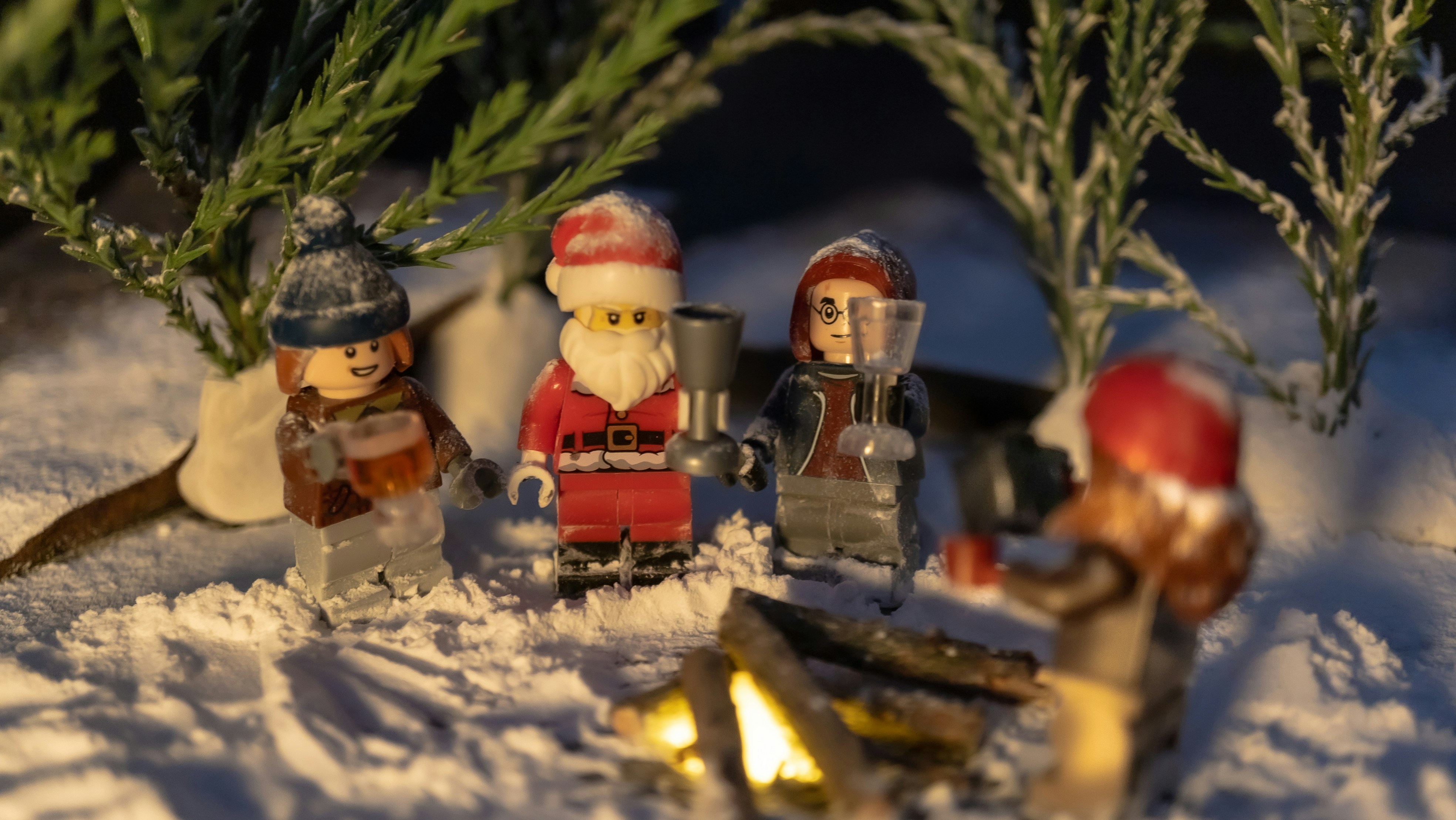 Mini North Pole Campfire: Santa and Elves in a Snowlit LEGO Diorama