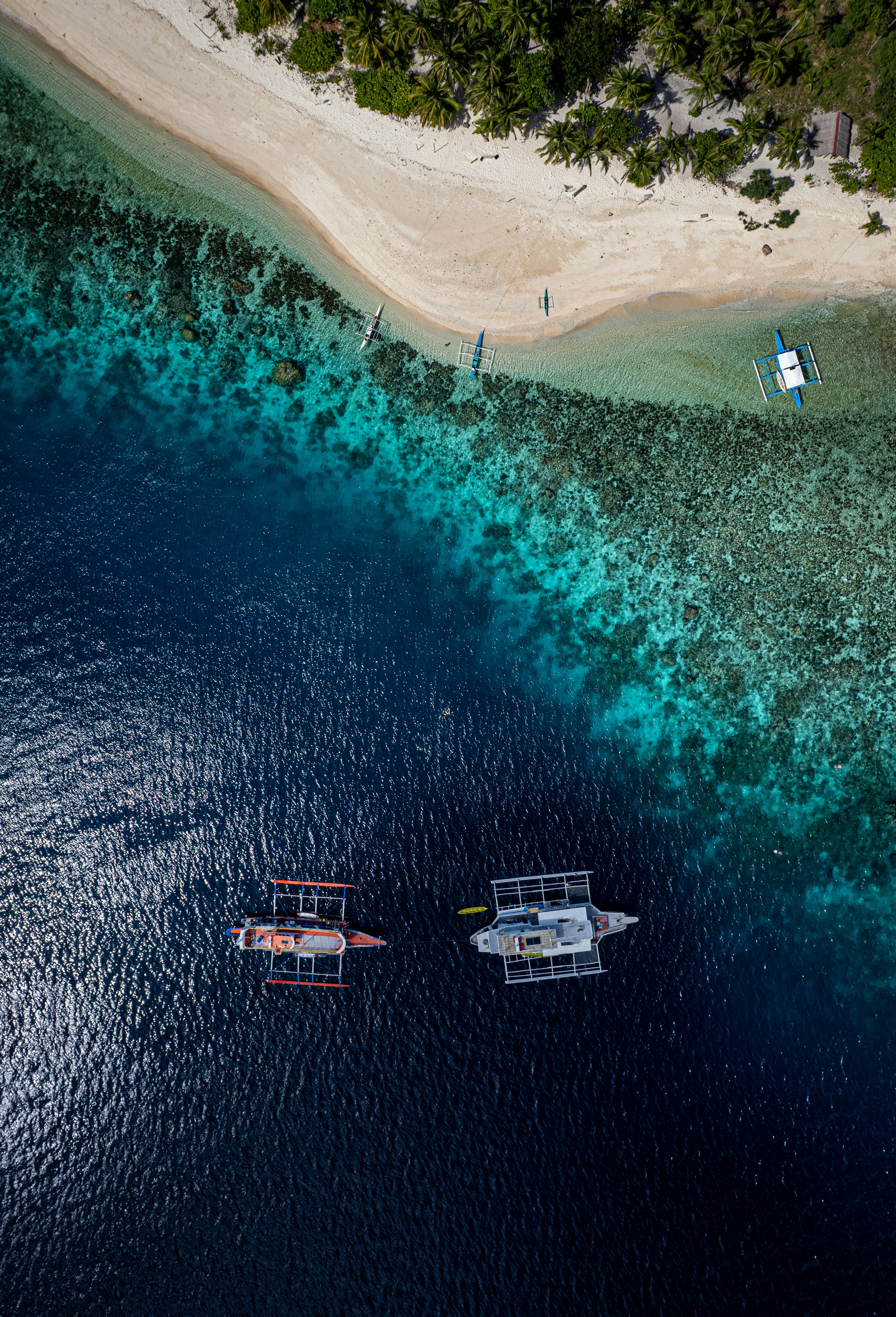 A group of boats floating on top of a body of water photo – Free ...