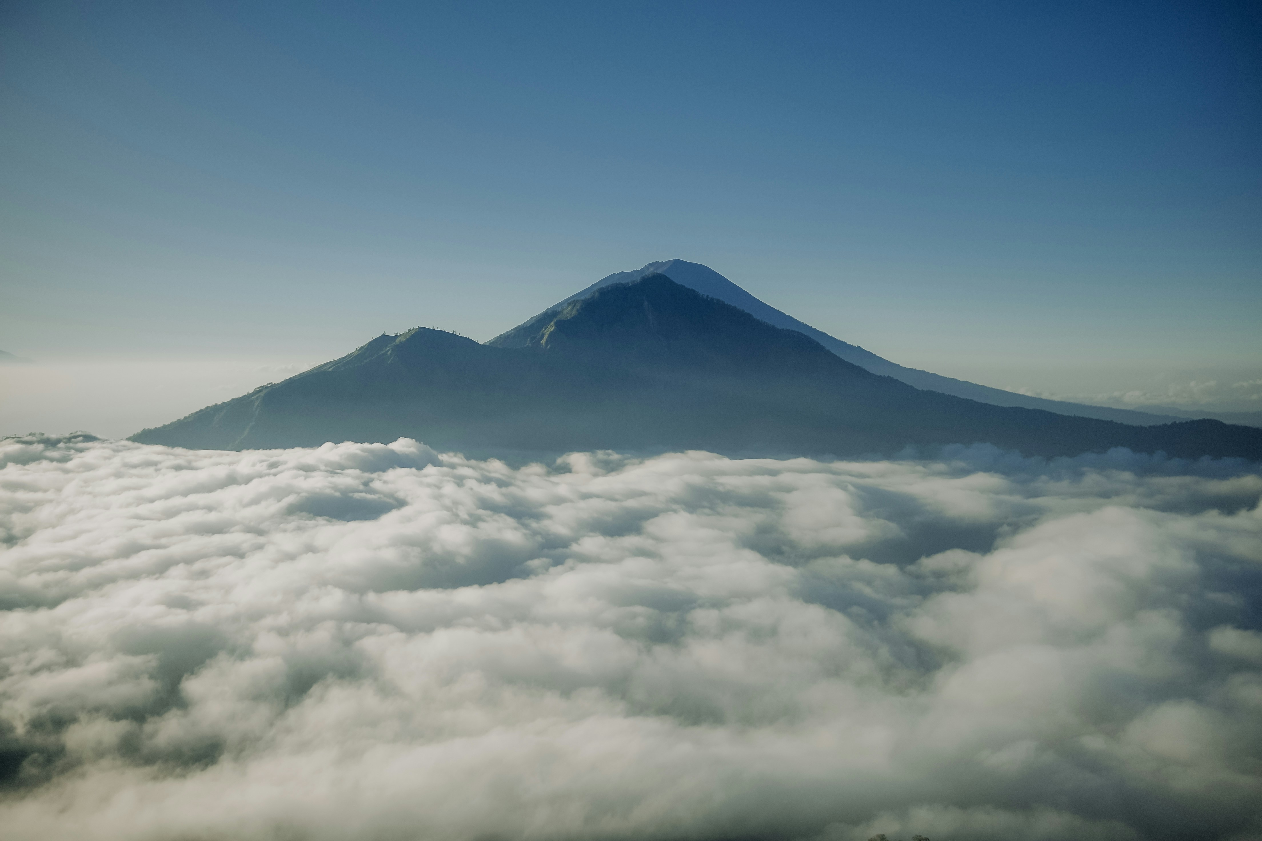 Foto Sebuah gunung di tengah awan – Gambar Matahari terbit Gratis di ...