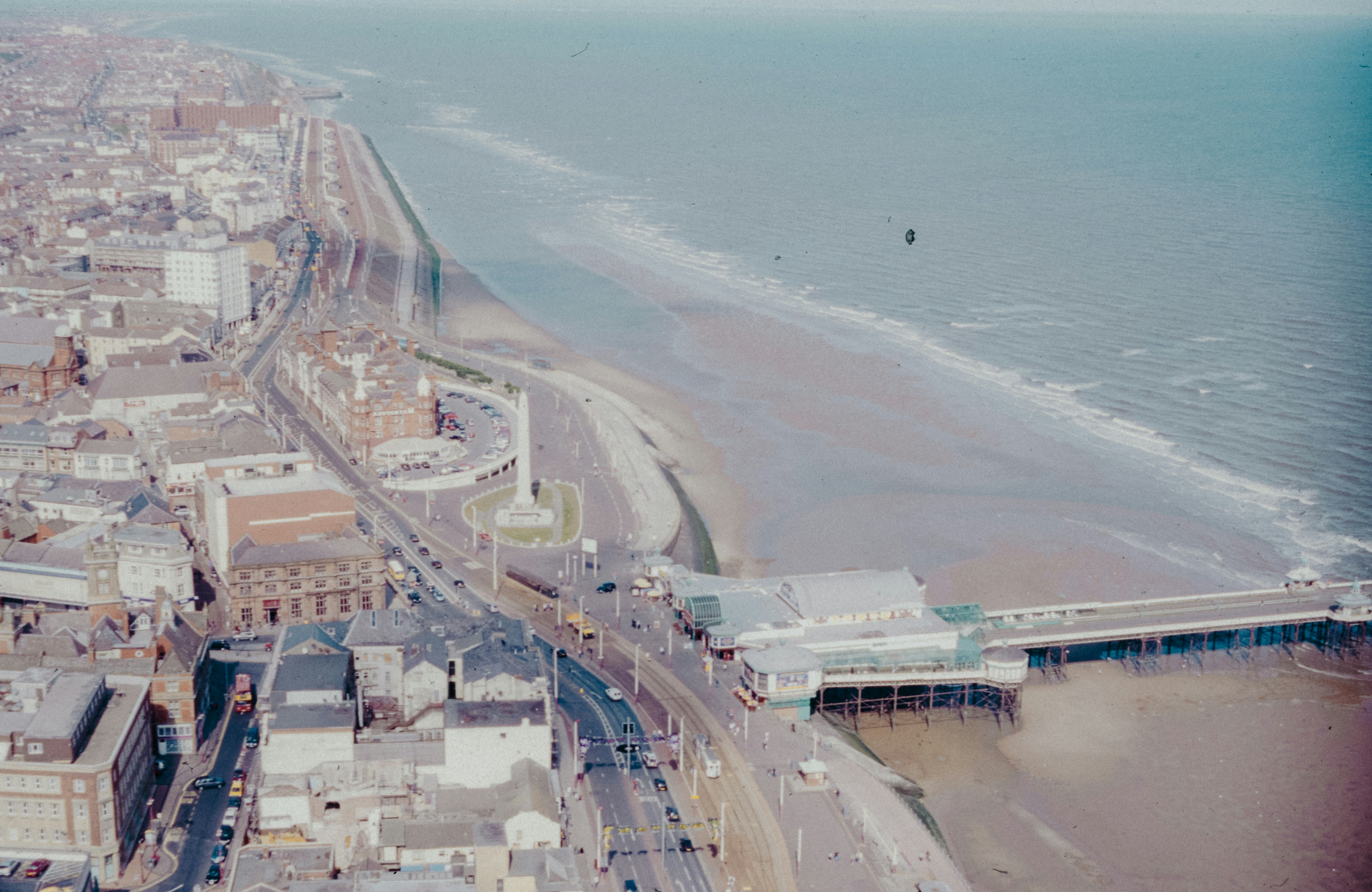 An aerial view of a city and the ocean photo – Free 1990s Image on Unsplash